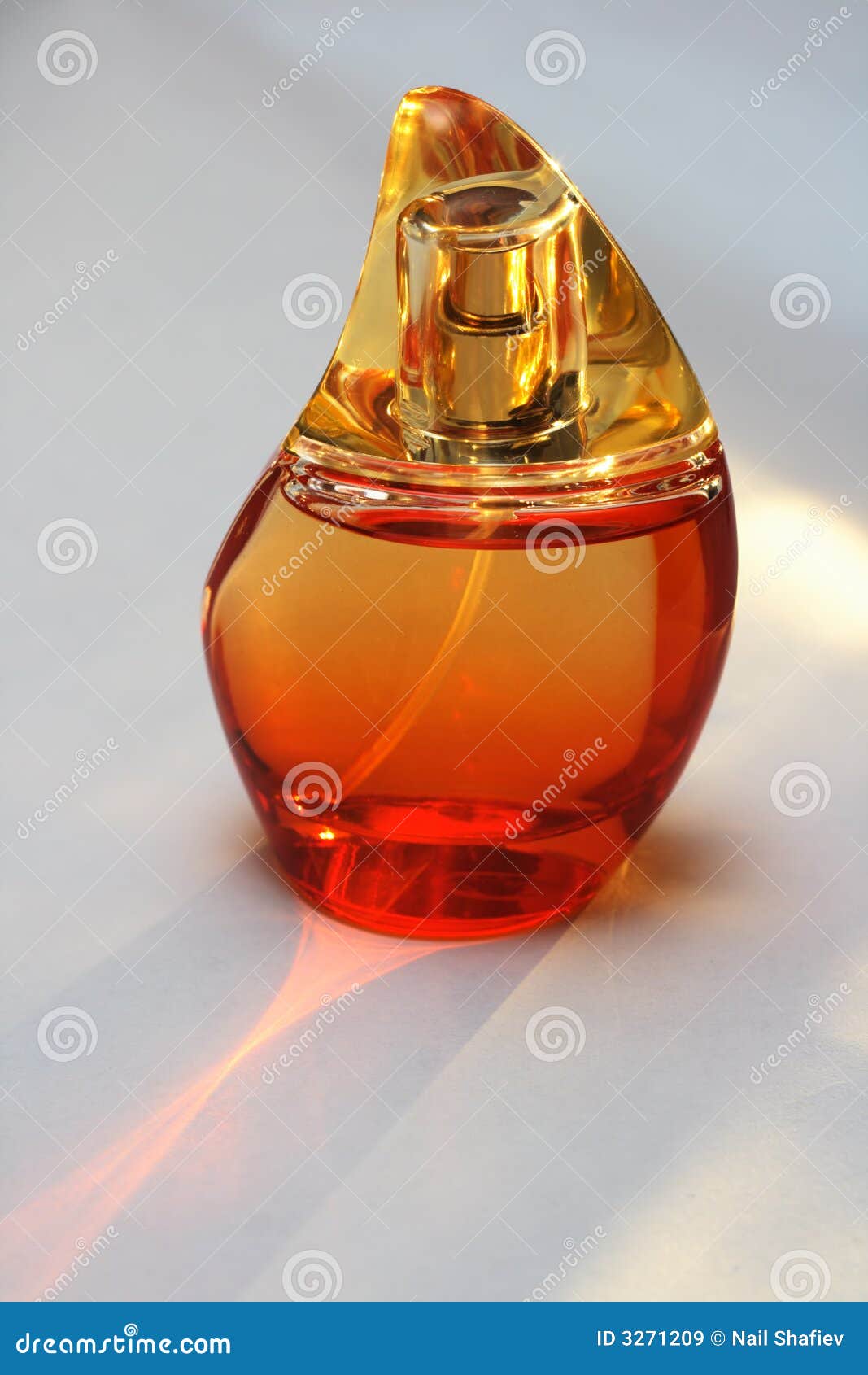 Botella de perfume imagen de archivo. Imagen de agua, belleza - 3271209