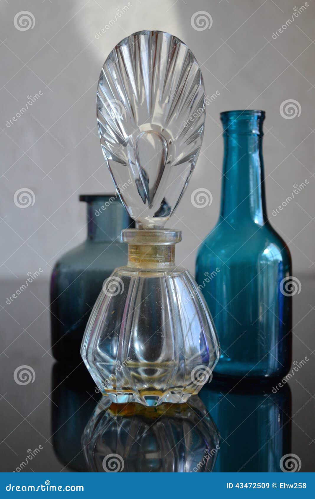 Botella De Perfume Antigua Azul De Las Botellas De Cristal Imagen de ...