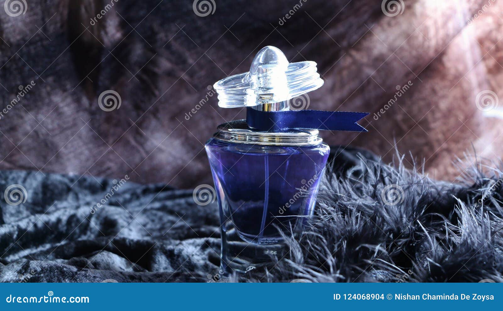 Botella De Perfume Azul Con La Etiqueta Foto de archivo - Imagen de ...