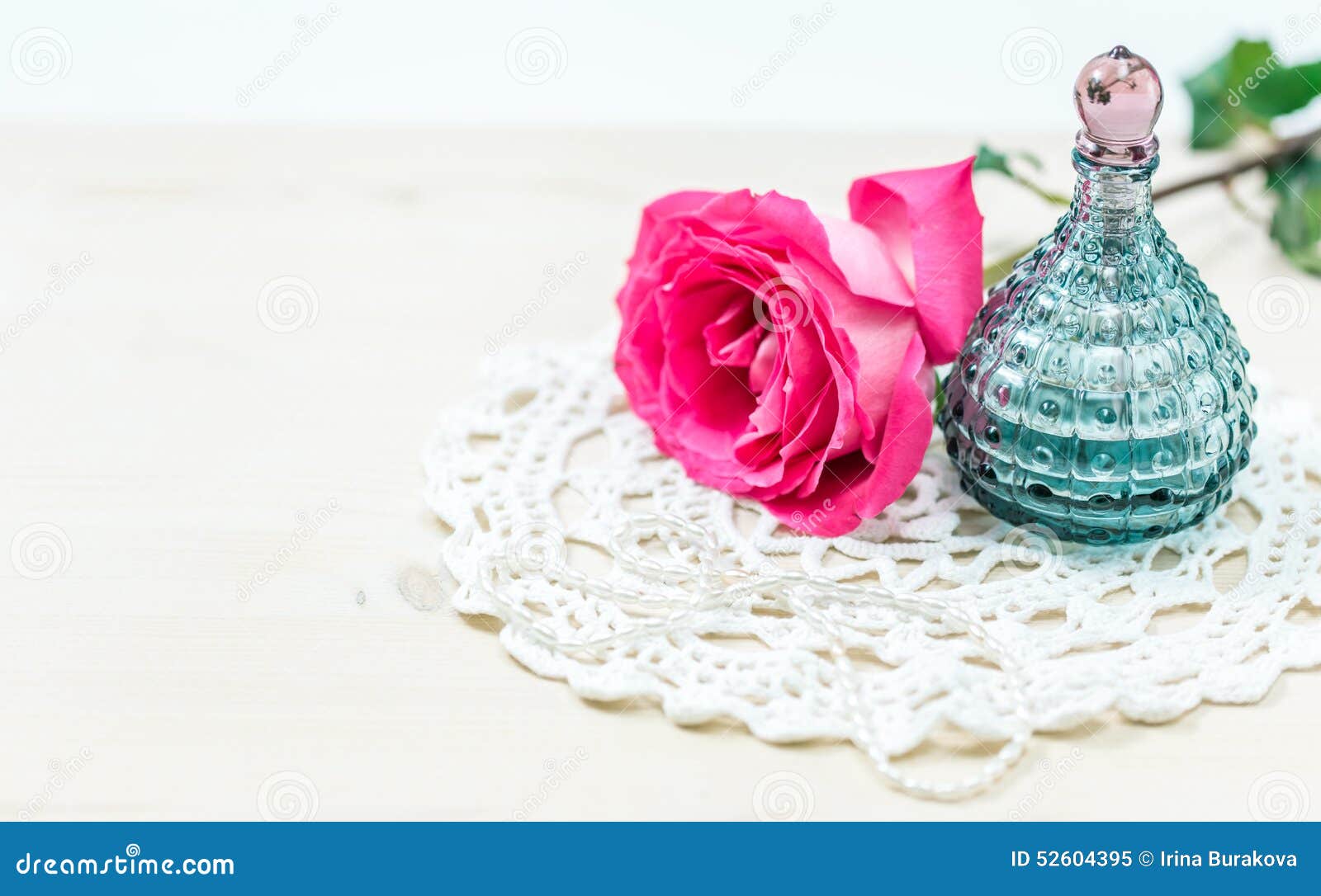 Botella De Perfume Con Las Rosas Imagen de archivo - Imagen de belleza ...