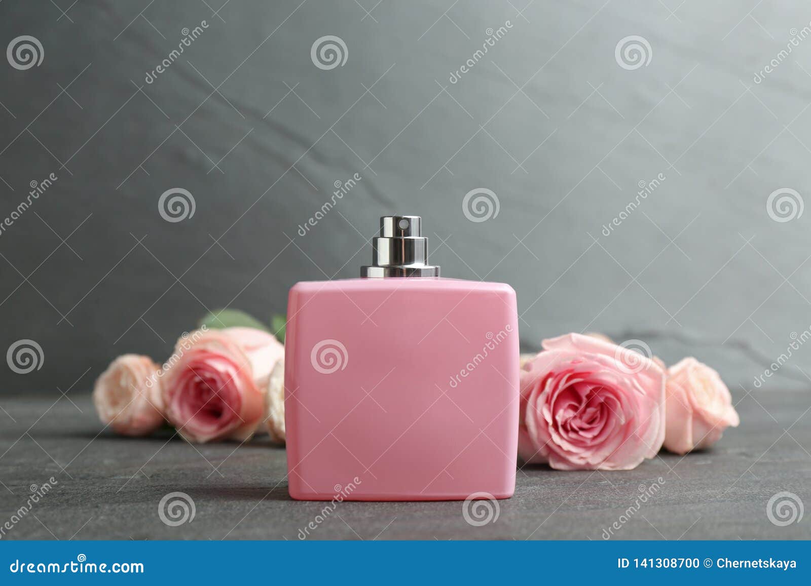 Botella De Perfume Con Las Rosas Hermosas Foto de archivo - Imagen de ...