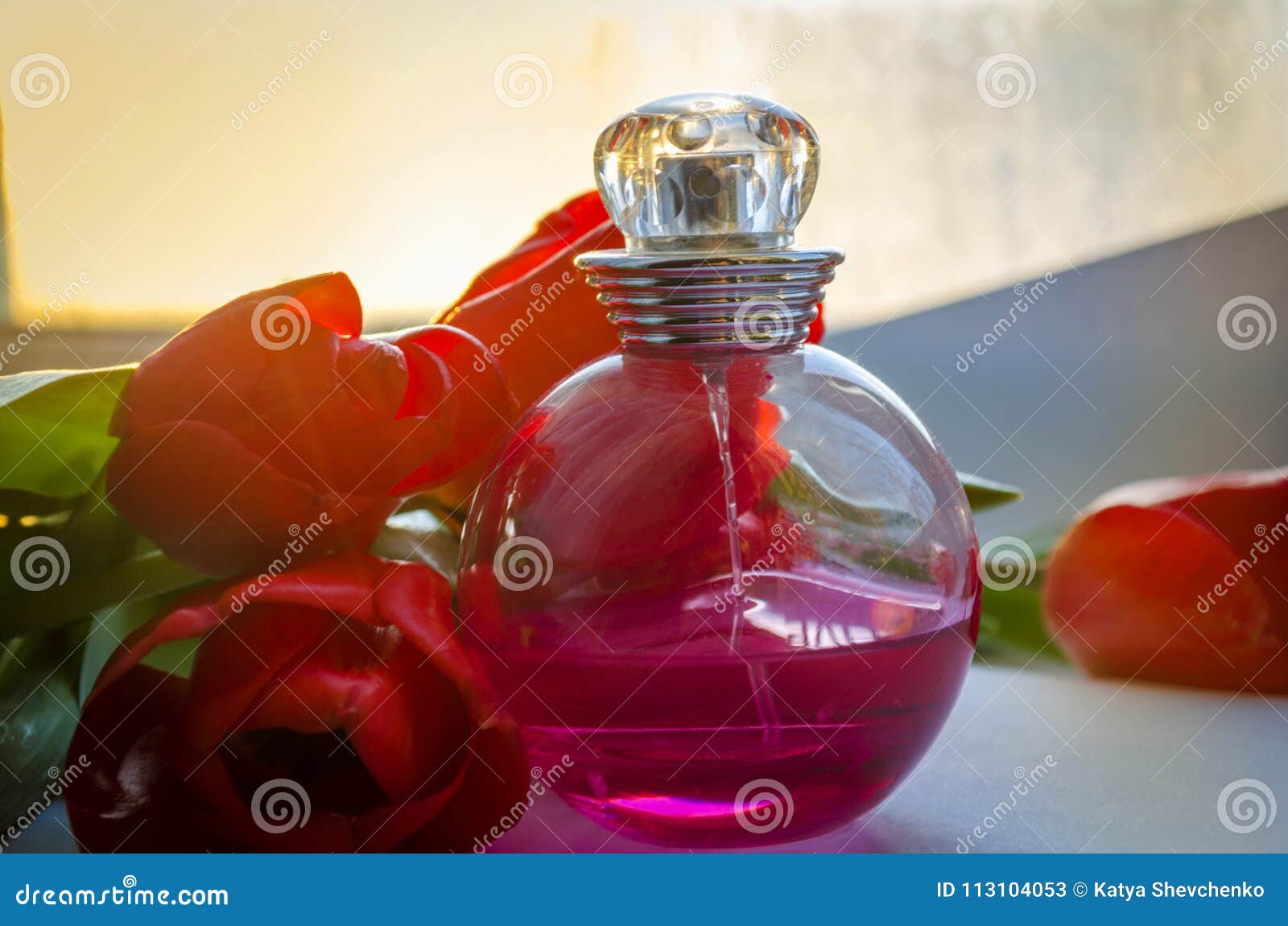 Botella De Perfume Con Olor Floral Fotos De Stock - Download 1,961 ...