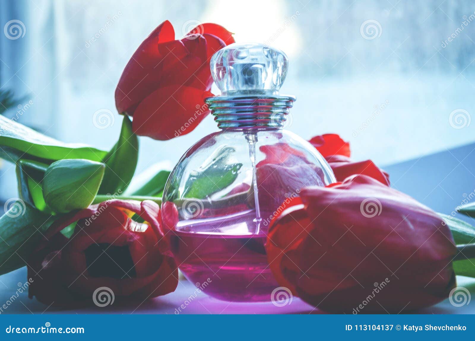 2,914 Botella De Perfume Con Olor Floral Fotos - Libres de Derechos y ...