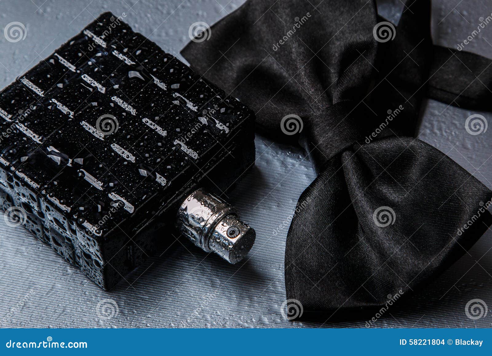 Botella De Perfume Y De Corbata De Lazo Masculinos Foto de archivo ...