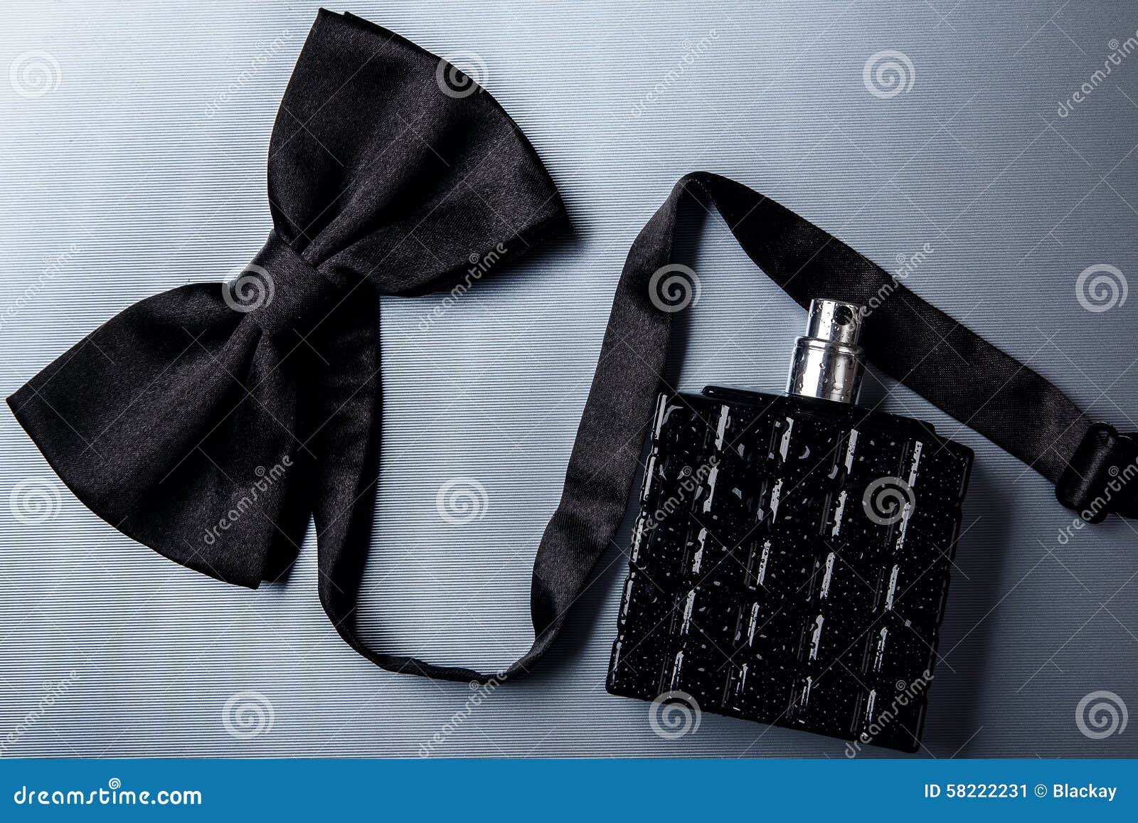 Botella De Perfume Y De Corbata De Lazo Masculinos Imagen de archivo ...