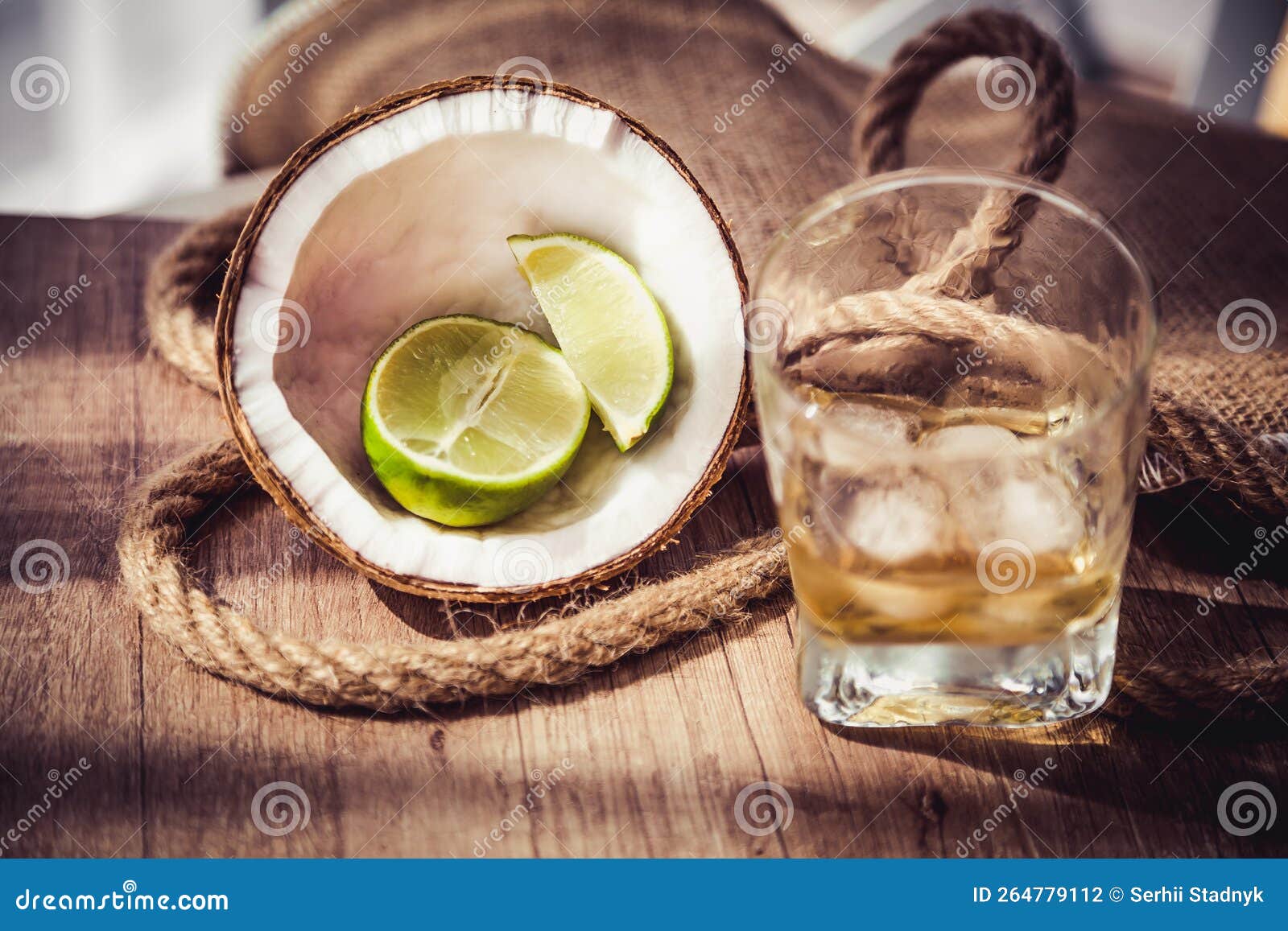 Botella De Ron Antiguo Nintendo Ron Con Tajada De Hielo Y Coco Foto de ...