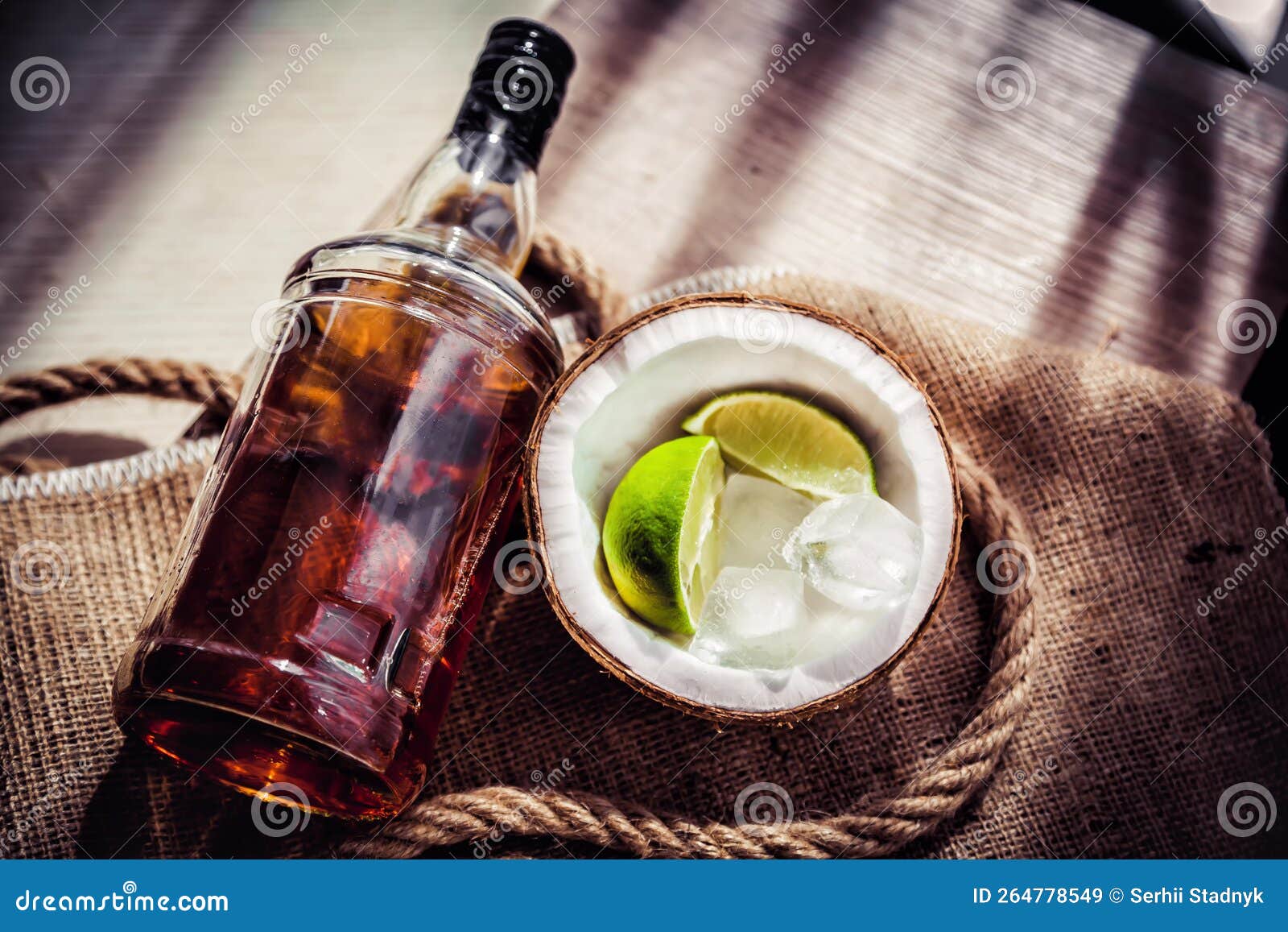 Botella De Ron Con Helado De Lima Y Copas De Coco De Coco Y Ron Imagen ...