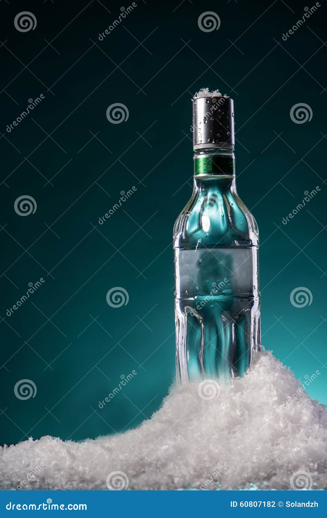 Botella De Vodka En El Baclground Verde Foto de archivo - Imagen de ...
