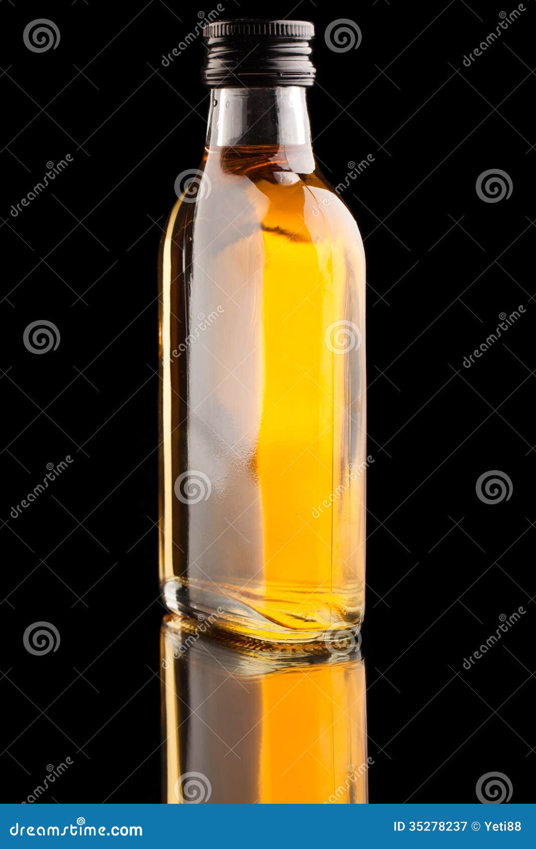 Botella de whisky imagen de archivo. Imagen de brandy - 35278237