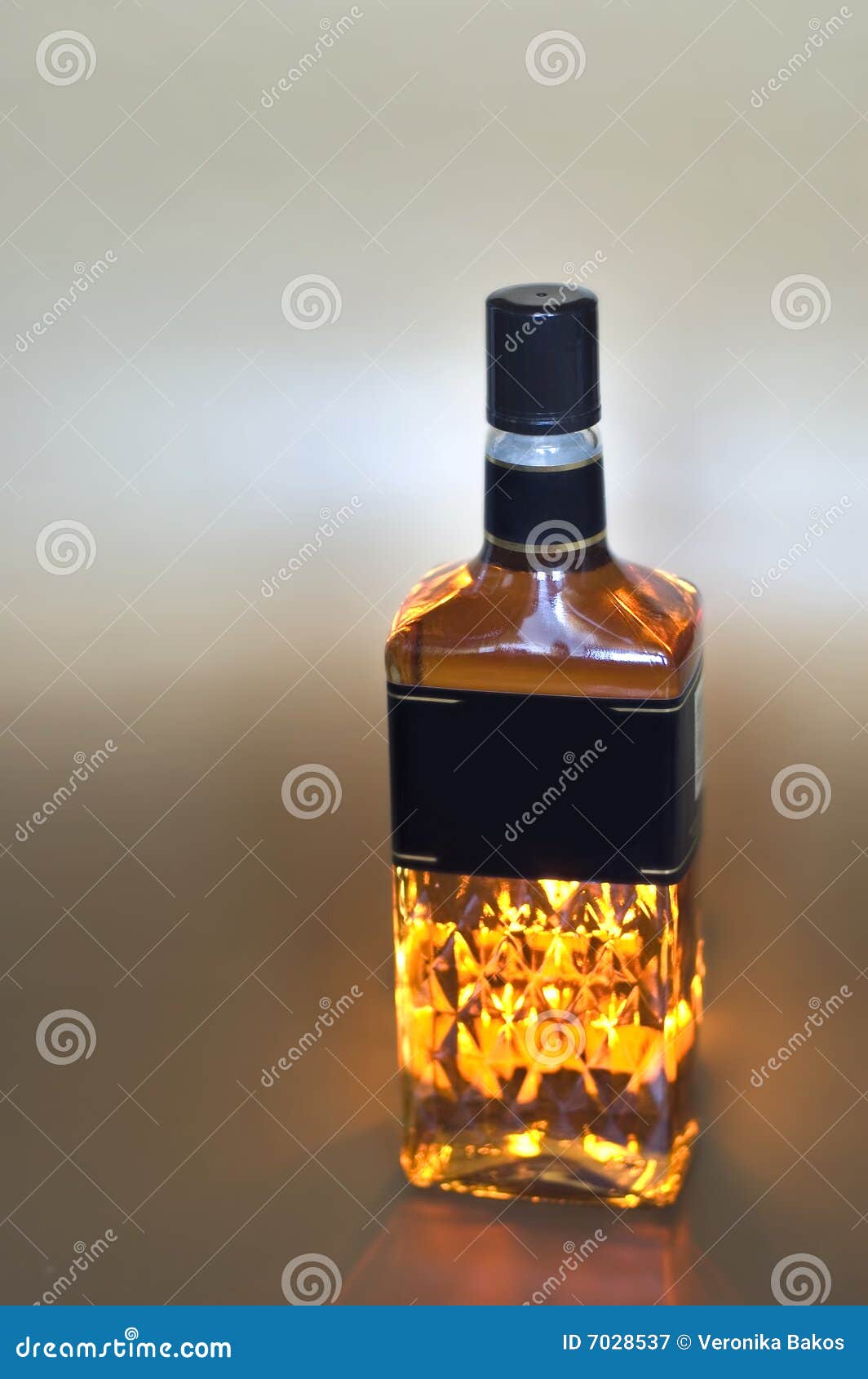 Botella de whisky imagen de archivo. Imagen de fondo, alimento - 7028537