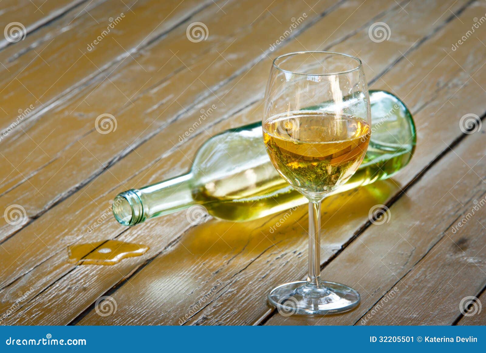 Botella del alcohol imagen de archivo. Imagen de escritorio - 32205501