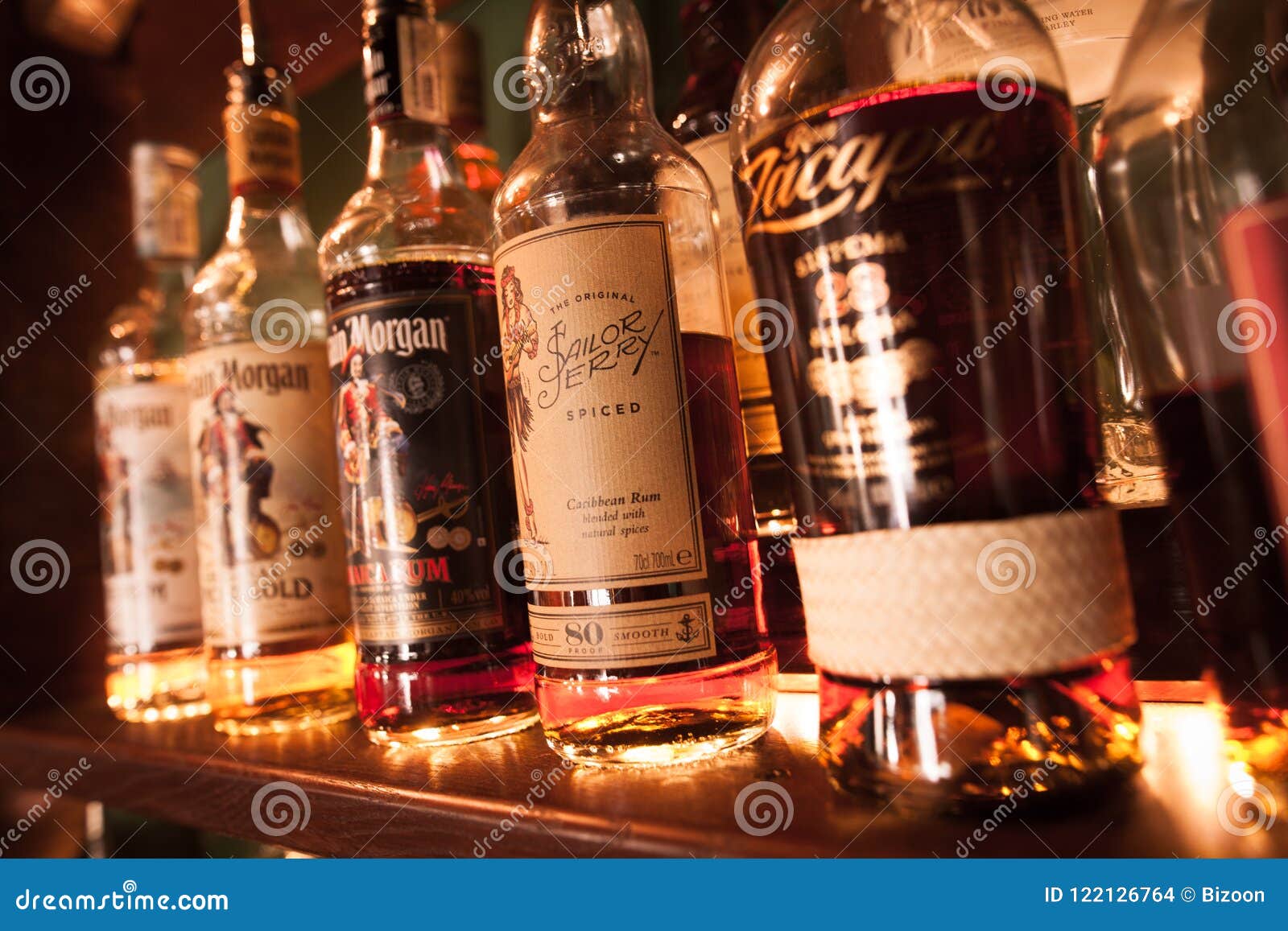 Botella Del Alcohol En Una Barra Imagen de archivo editorial - Imagen ...