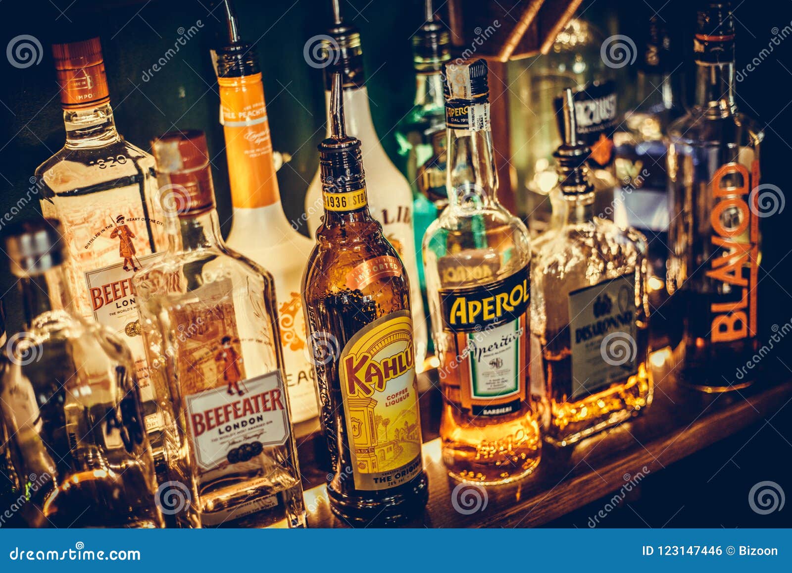 Botella Del Alcohol En Una Barra Foto editorial - Imagen de discoteca ...