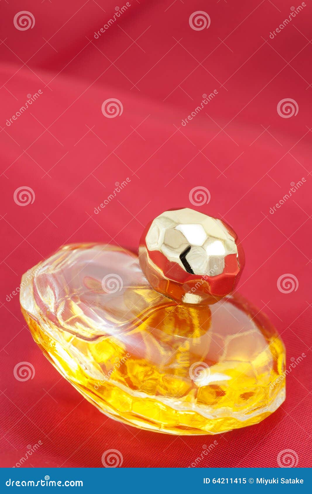 Botella Del Perfume De Oro De Ladys Imagen de archivo - Imagen de ...