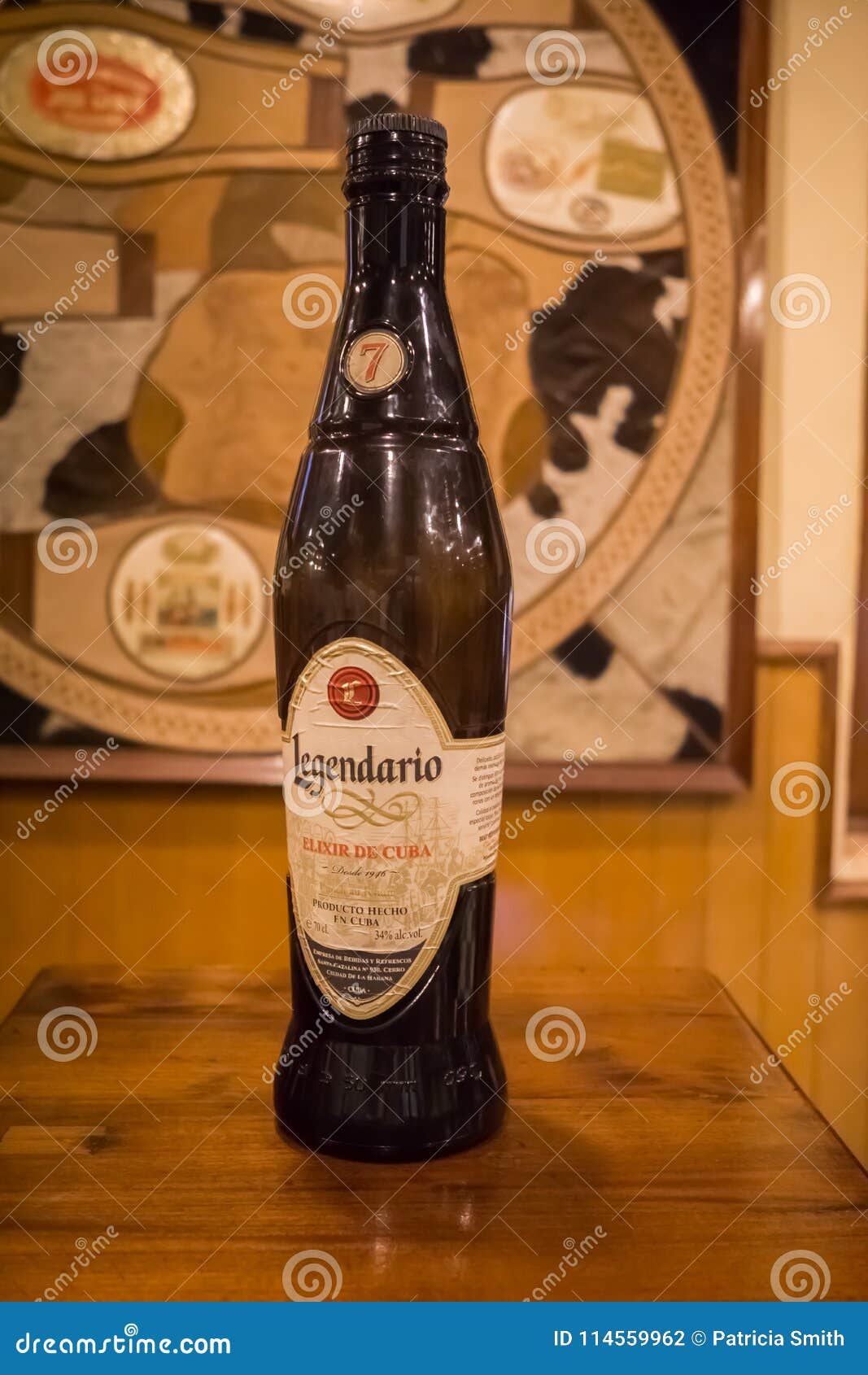 Botella gigante del ron fotografía editorial. Imagen de club - 114559962