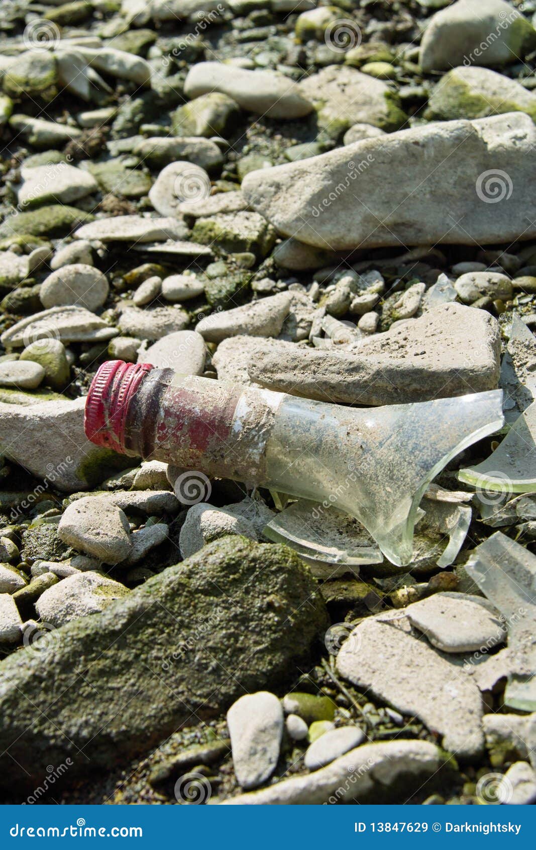 Botella quebrada imagen de archivo. Imagen de plano, cristal - 13847629