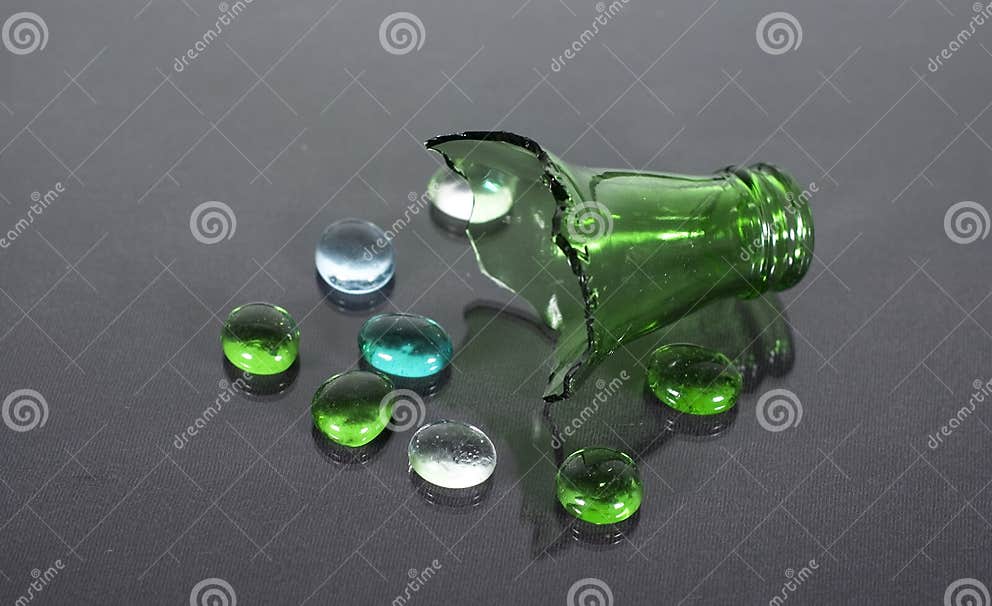 Botella quebrada imagen de archivo. Imagen de agrietado - 24935