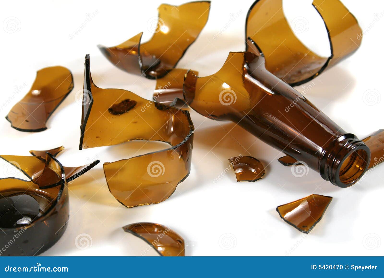 Botella quebrada en blanco foto de archivo. Imagen de broke - 5420470