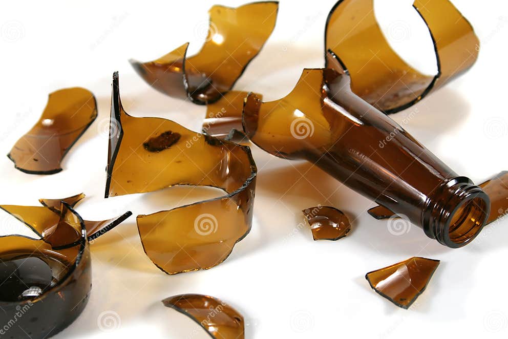 Botella quebrada en blanco foto de archivo. Imagen de broke - 5420470