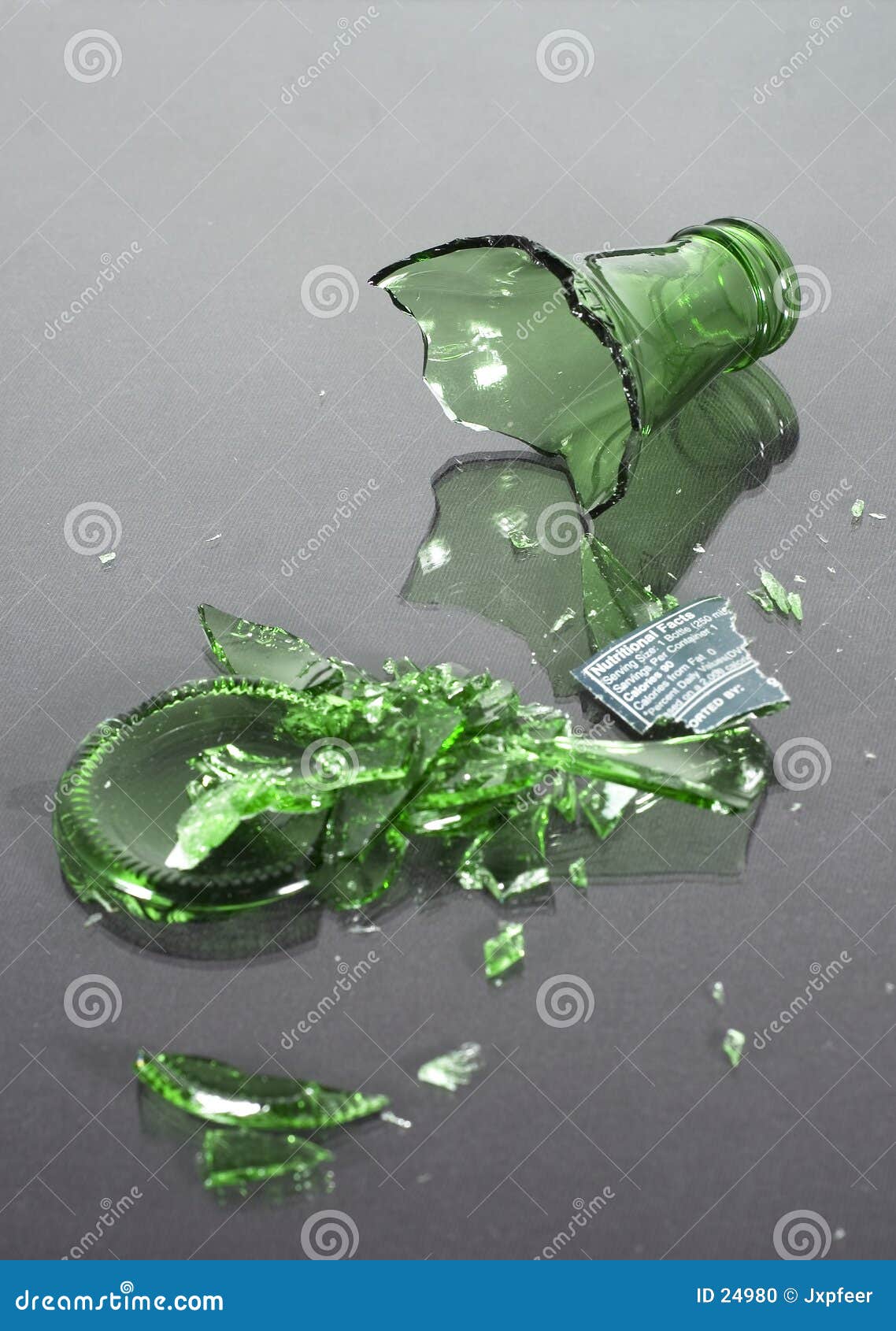 Botella rota foto de archivo. Imagen de broke, roto, sostenido - 24980