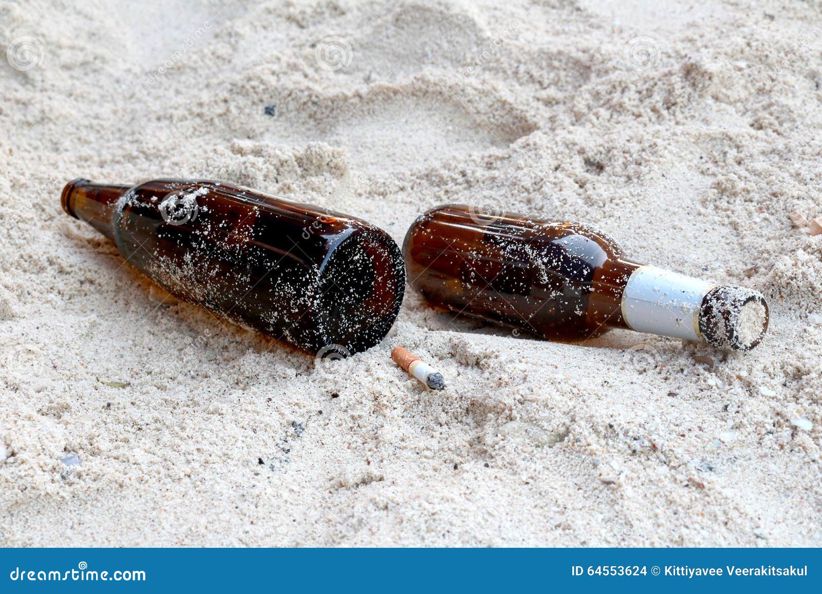Botella sucia en la playa foto de archivo. Imagen de basura - 64553624