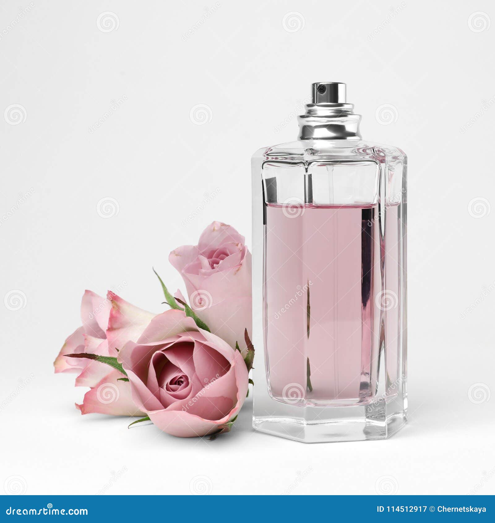 Botella Transparente De Perfume Con Las Rosas Hermosas Imagen de ...