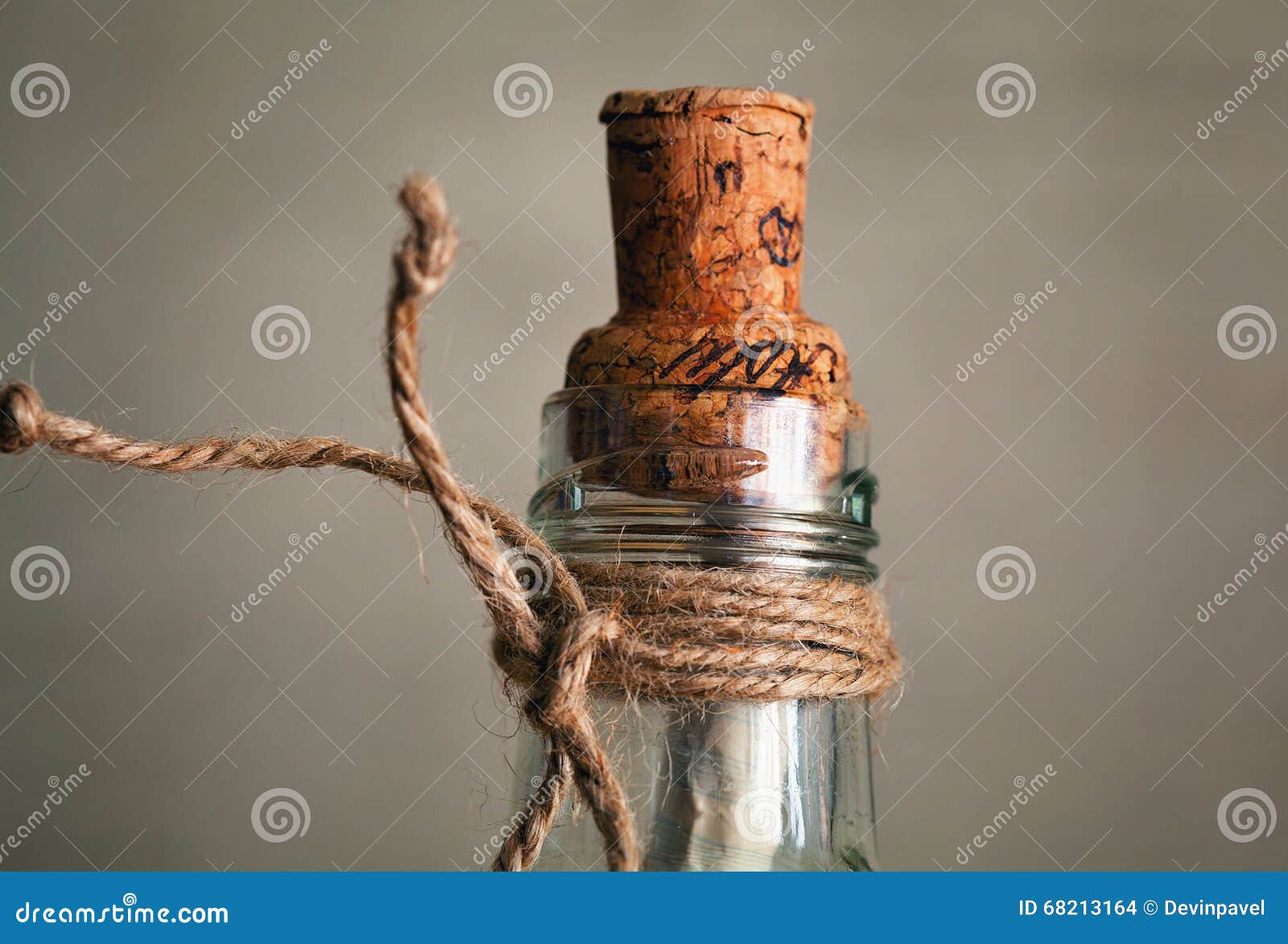 Botella Vieja Con El Corcho Y La Nota Dentro Foto de archivo - Imagen ...