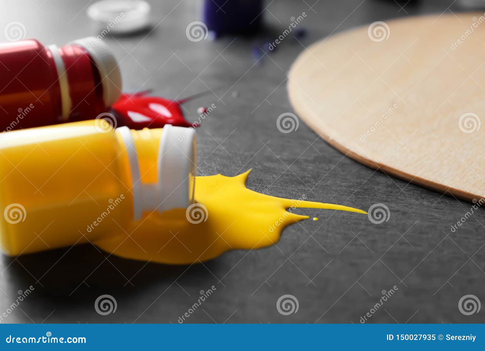 Botella Volcada Con La Pintura Derramada En La Tabla Imagen de archivo ...