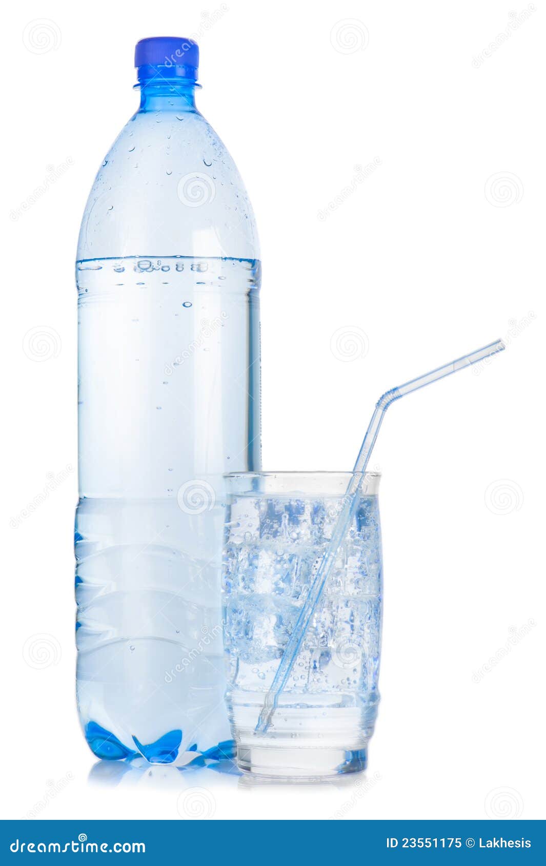 Botella Y Vidrio De Agua Mineral Helada Imagen de archivo - Imagen de ...