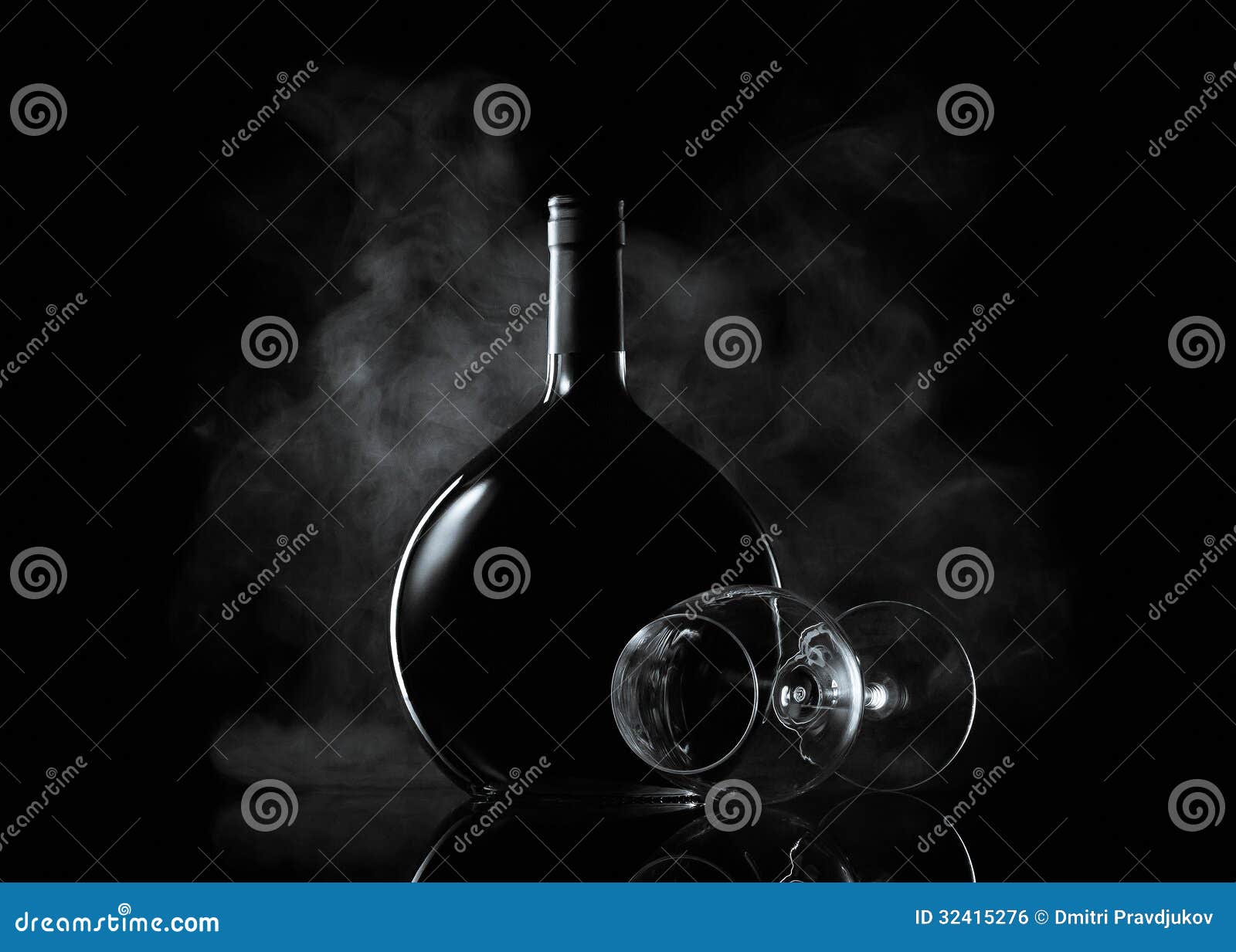 Botella Y Vidrio De Vino En Humo Foto de archivo - Imagen de alcohol ...