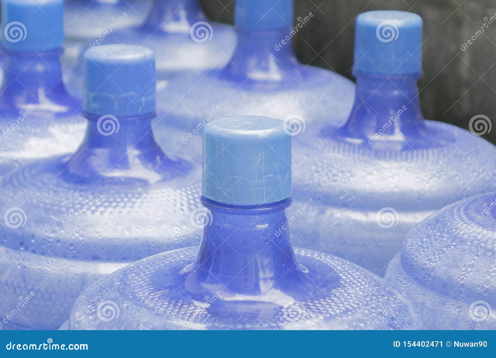 Botellas Azules Grandes De Agua Potable Imagen de archivo - Imagen de ...