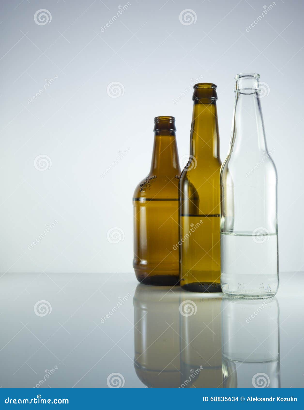 Botellas Blancas Y Marrones En El Fondo Blanco Foto de archivo - Imagen ...