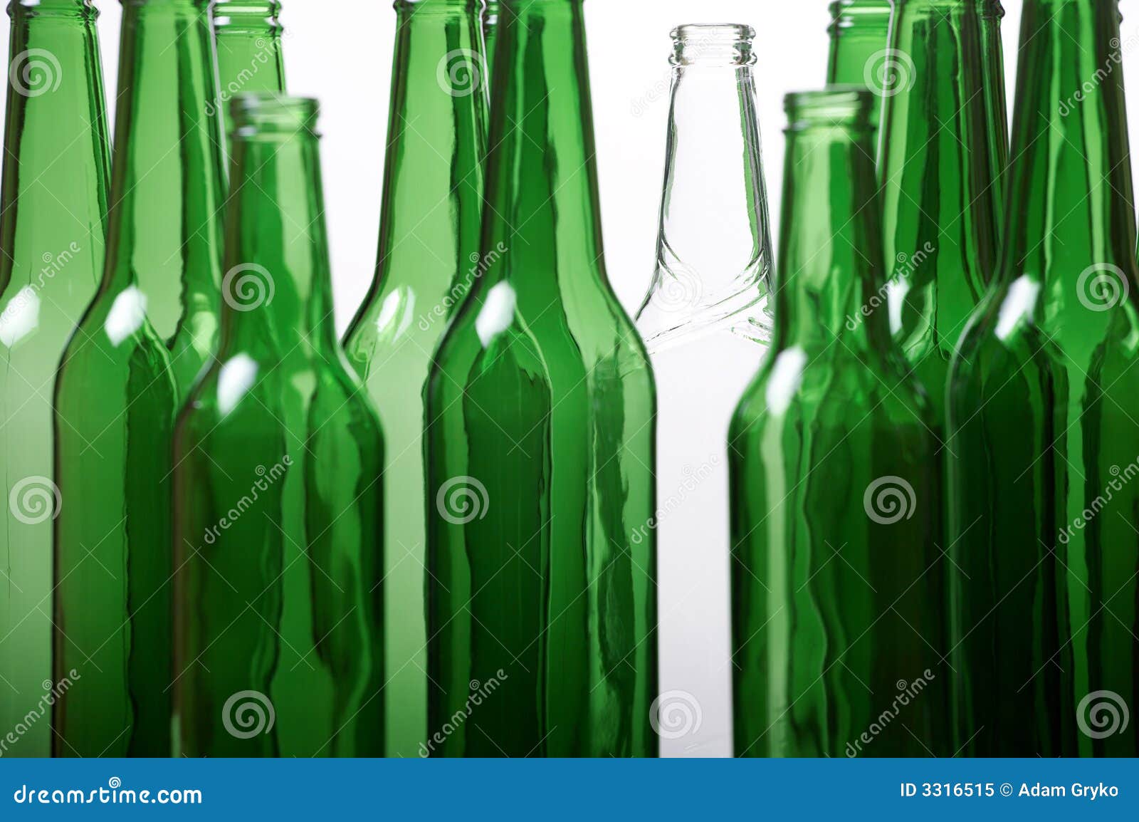 Botellas blancas y verdes imagen de archivo. Imagen de alternativa ...