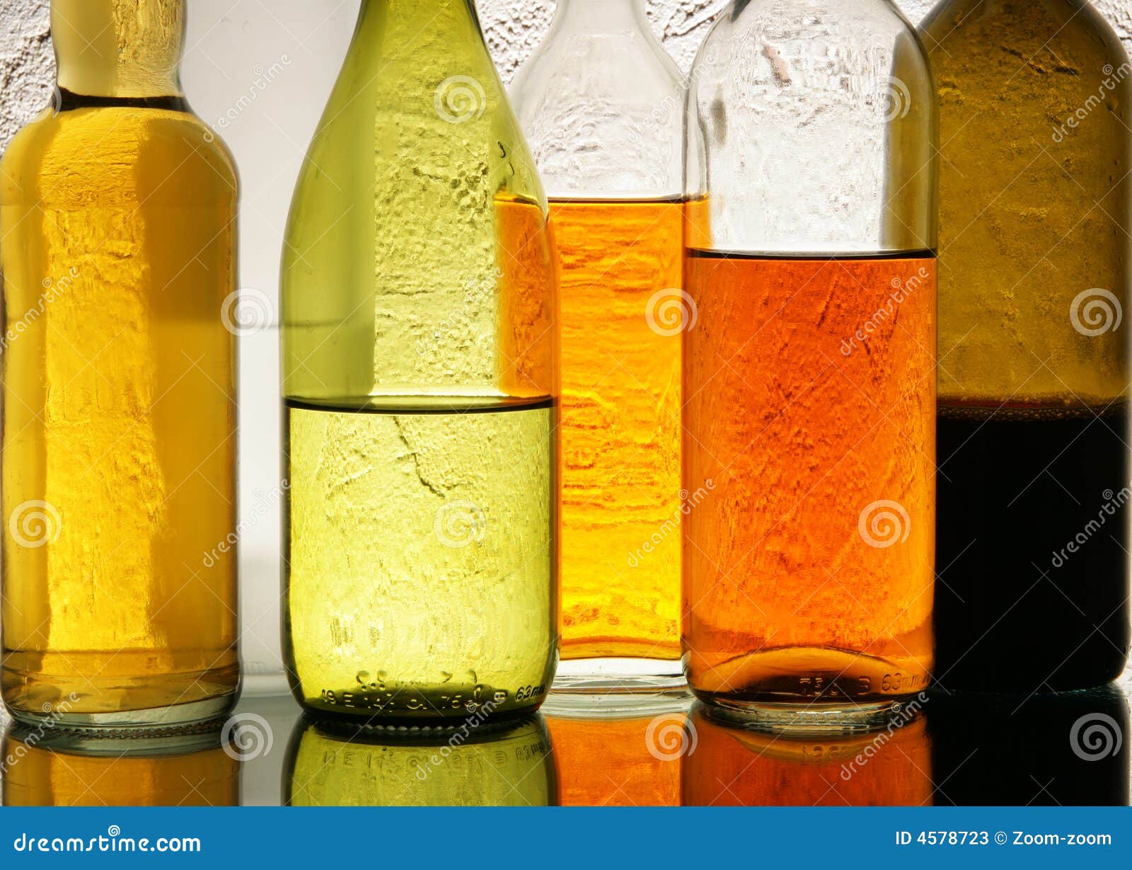 Botellas Coloridas Con Alcohol Imagen de archivo - Imagen de color ...