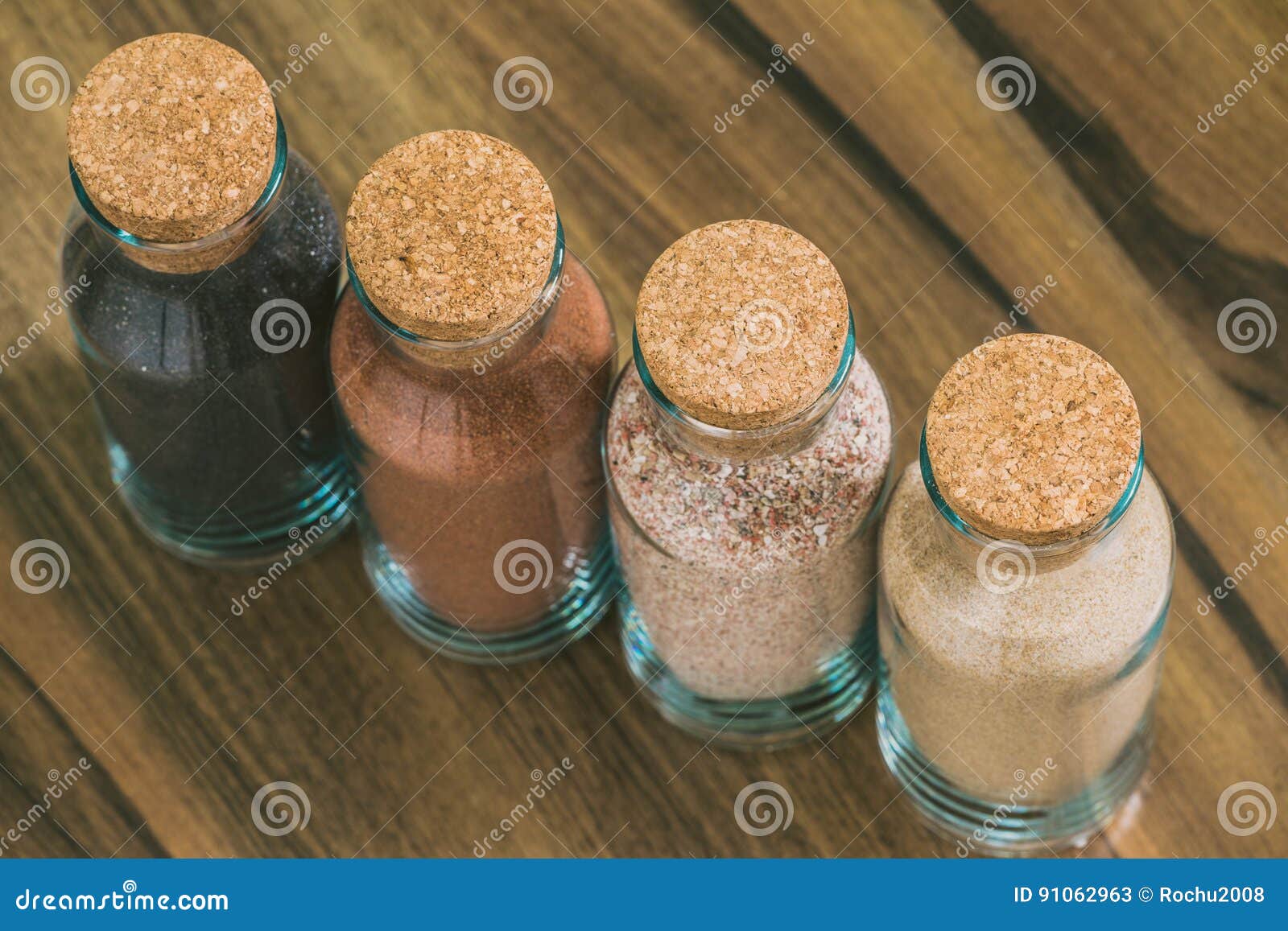 Botellas Con La Arena De Los Colores Imagen de archivo - Imagen de ...