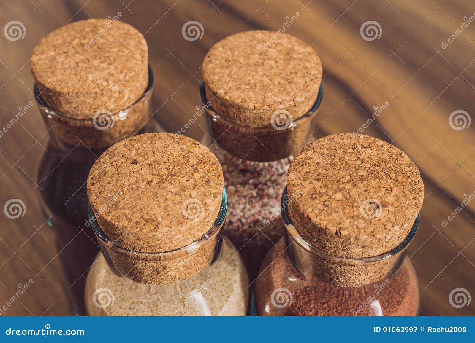 Botellas Con La Arena De Los Colores Imagen de archivo - Imagen de ...