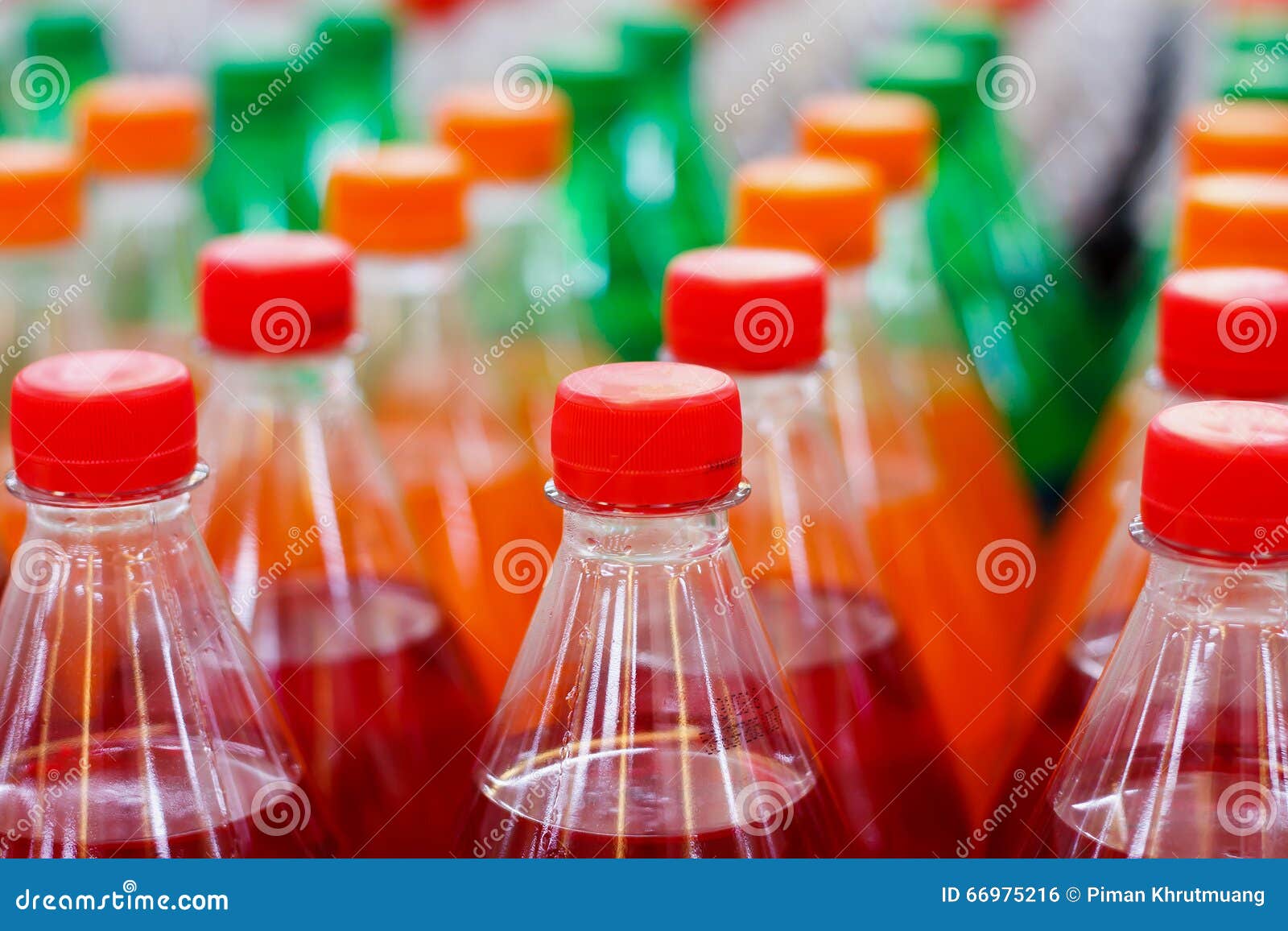 Botellas con los refrescos foto de archivo. Imagen de suave - 66975216