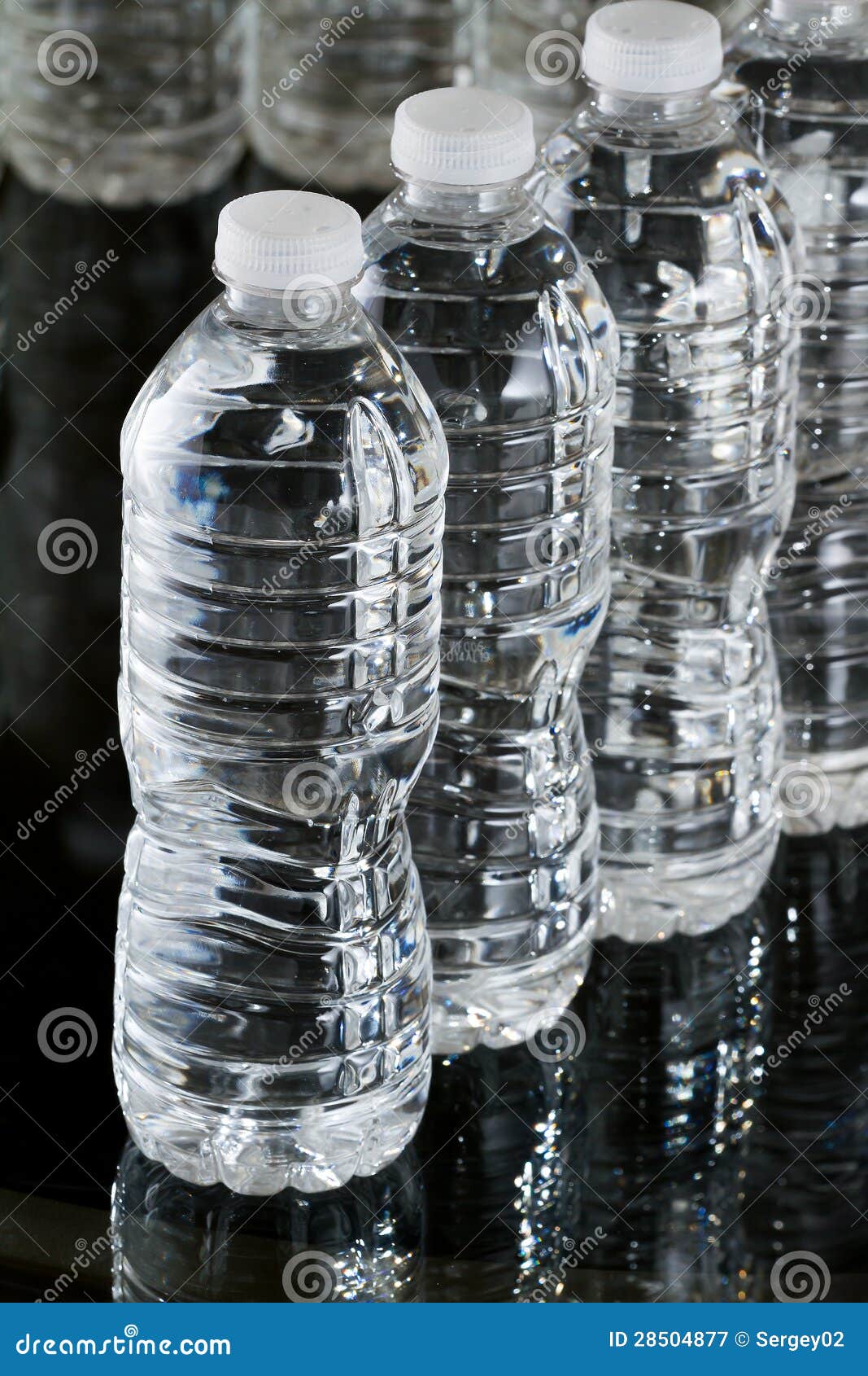 Botellas de agua imagen de archivo. Imagen de brillantemente - 28504877