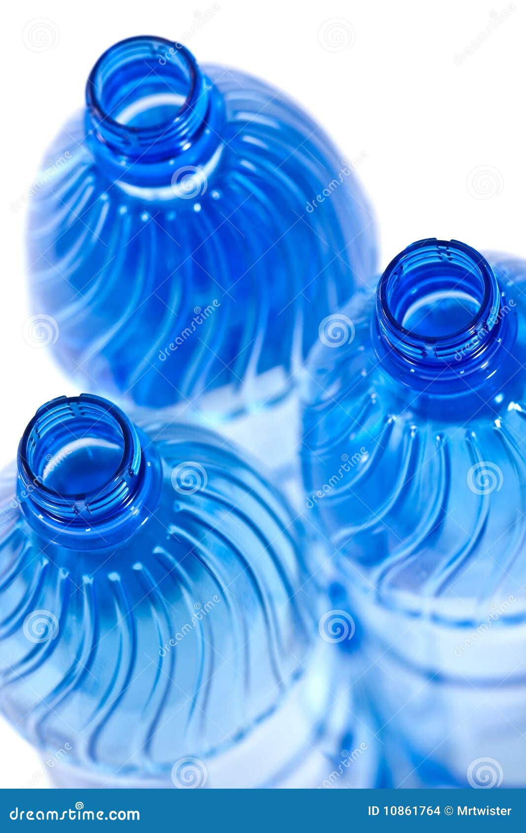 Botellas de agua azules foto de archivo. Imagen de aislado - 10861764