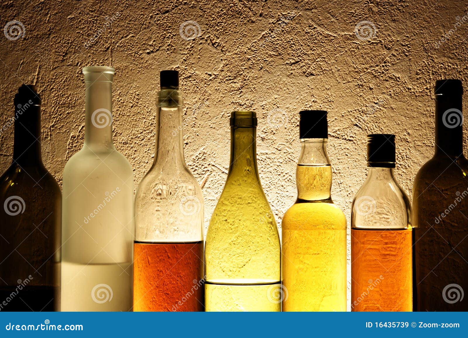 Botellas de alcohol imagen de archivo. Imagen de copia - 16435739