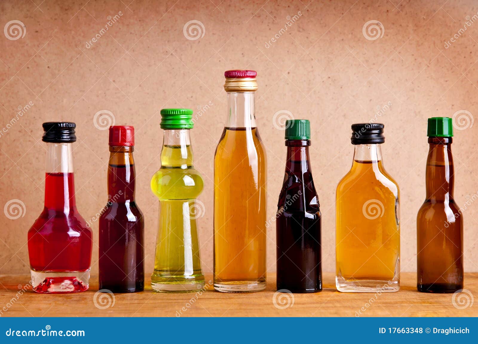 Botellas de alcohol foto de archivo. Imagen de rojo, brandy - 17663348