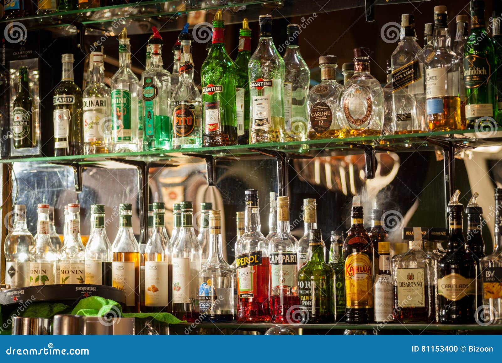 Botellas de alcohol imagen editorial. Imagen de club - 81153400