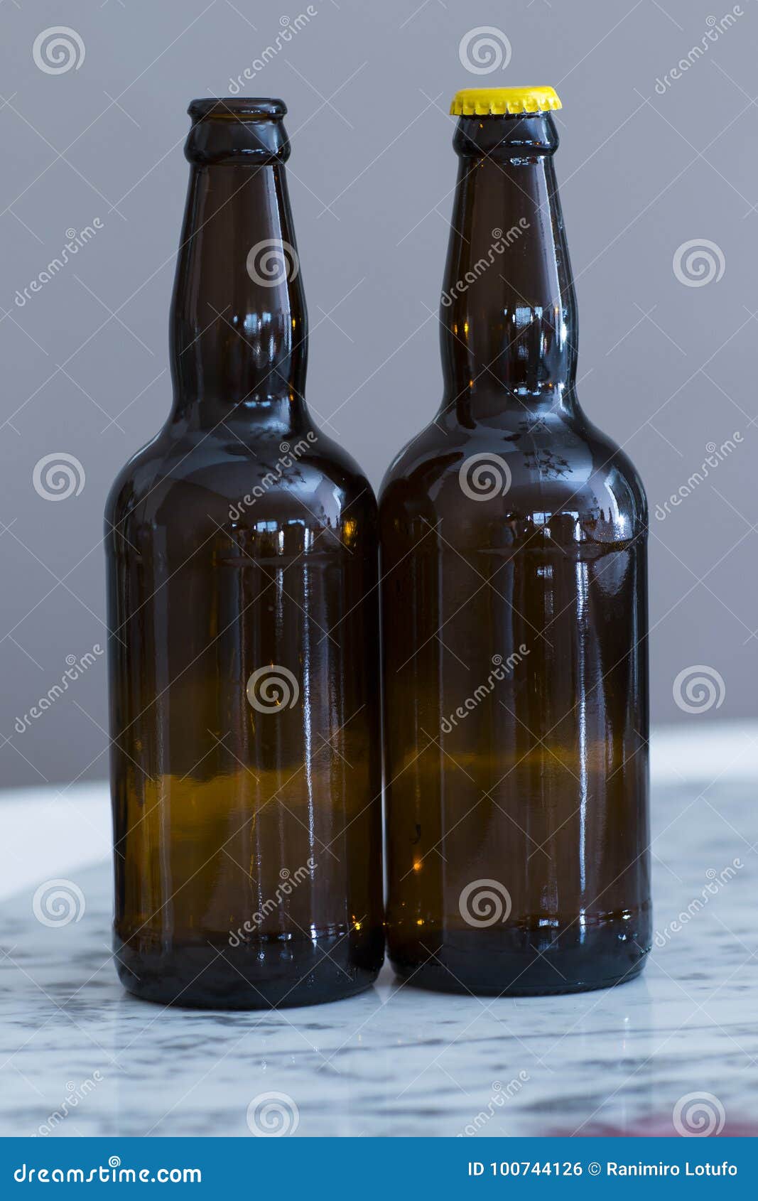 Botellas de cerveza foto de archivo. Imagen de alcohol - 100744126