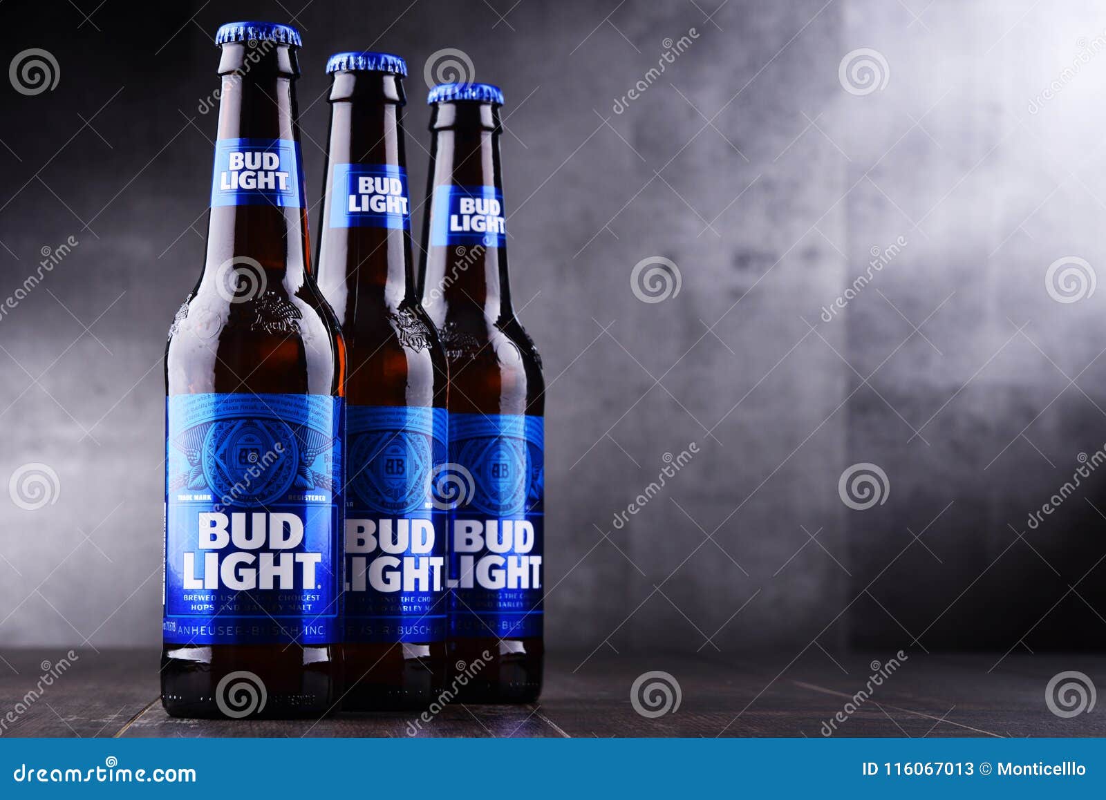Botellas De Cerveza De Bud Light Foto de archivo editorial - Imagen de ...