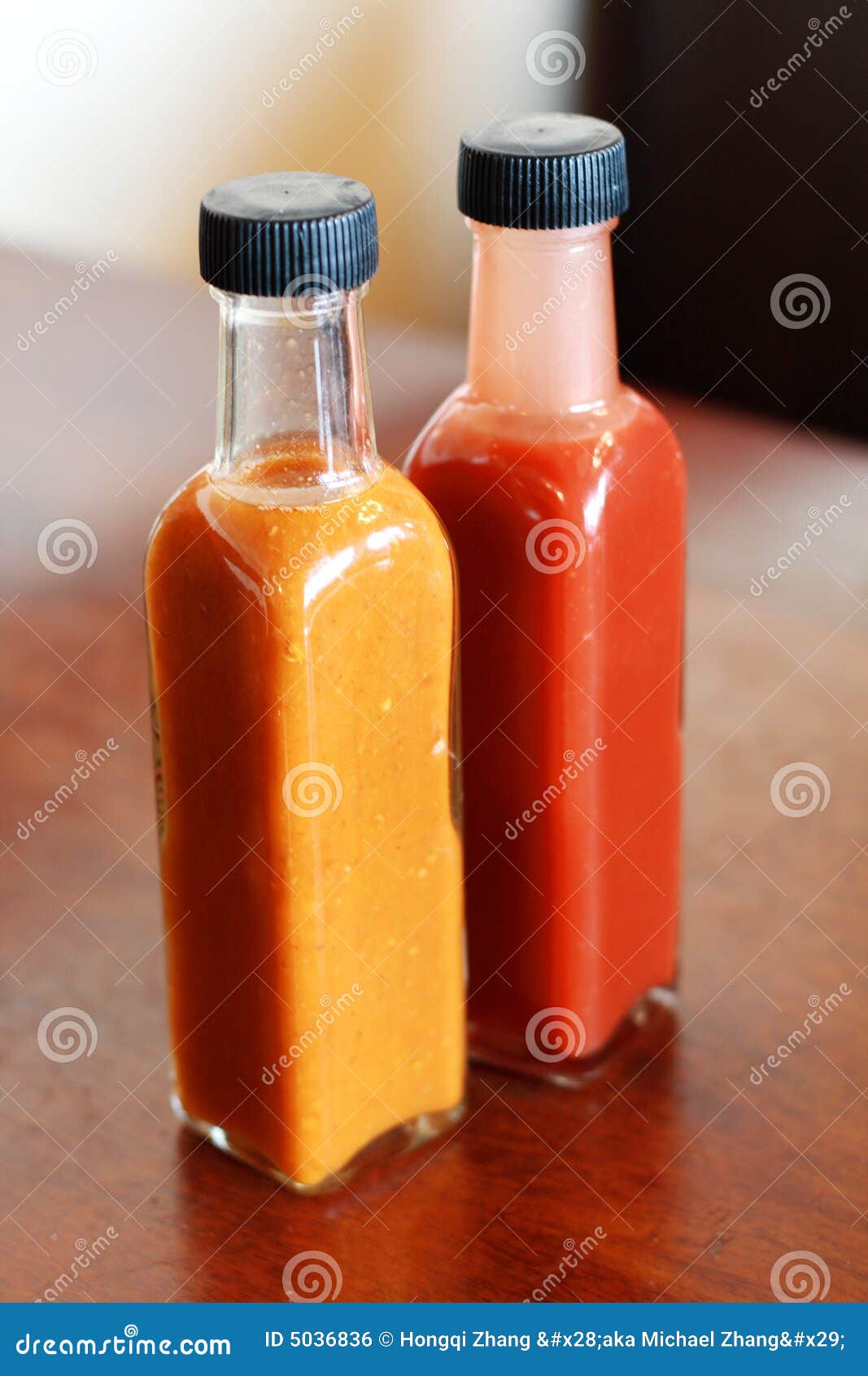 Botellas De Cristal De Salsa De Chiles Foto de archivo - Imagen de ...