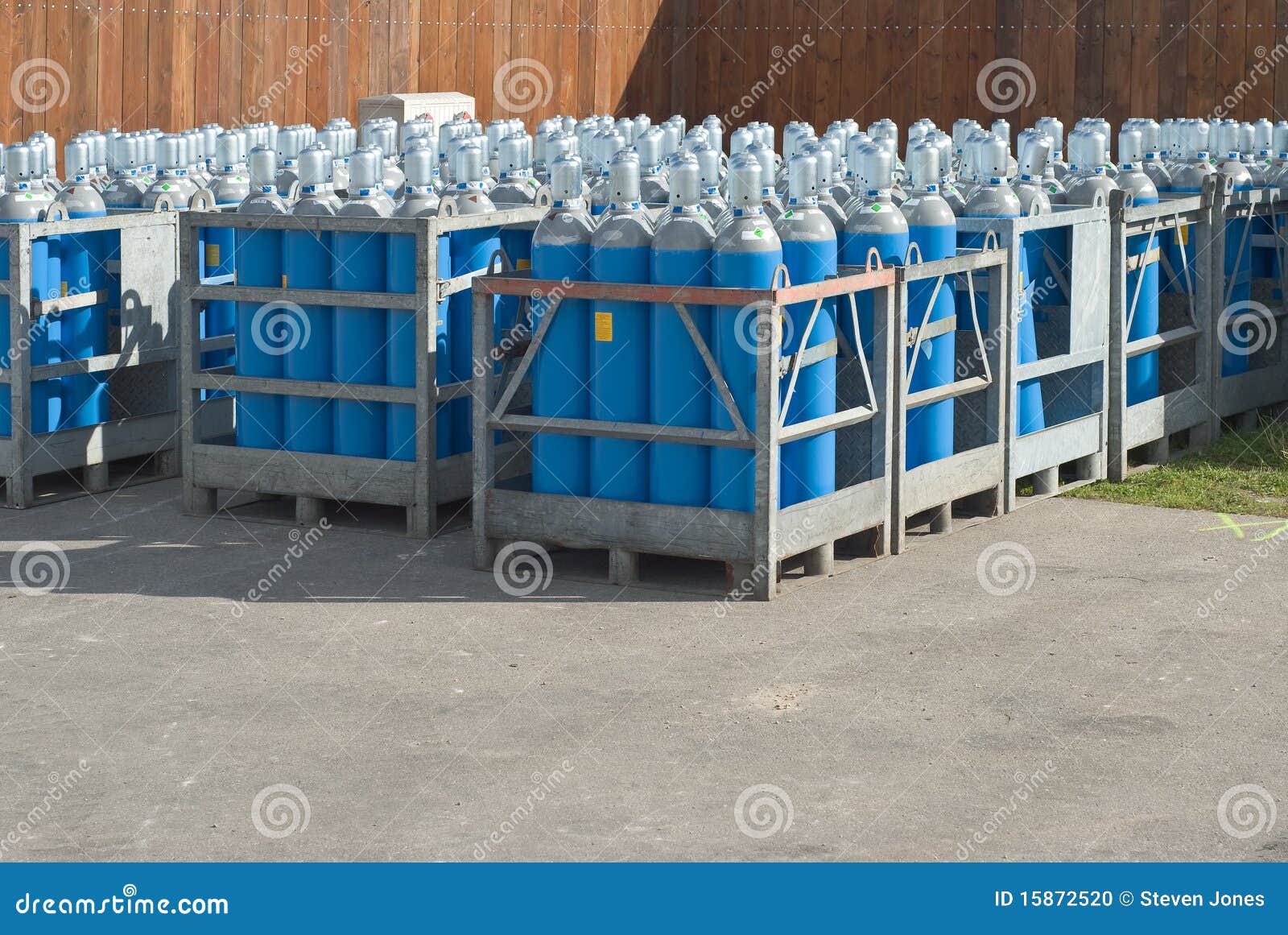 Botellas de gas foto de archivo. Imagen de combustible - 15872520