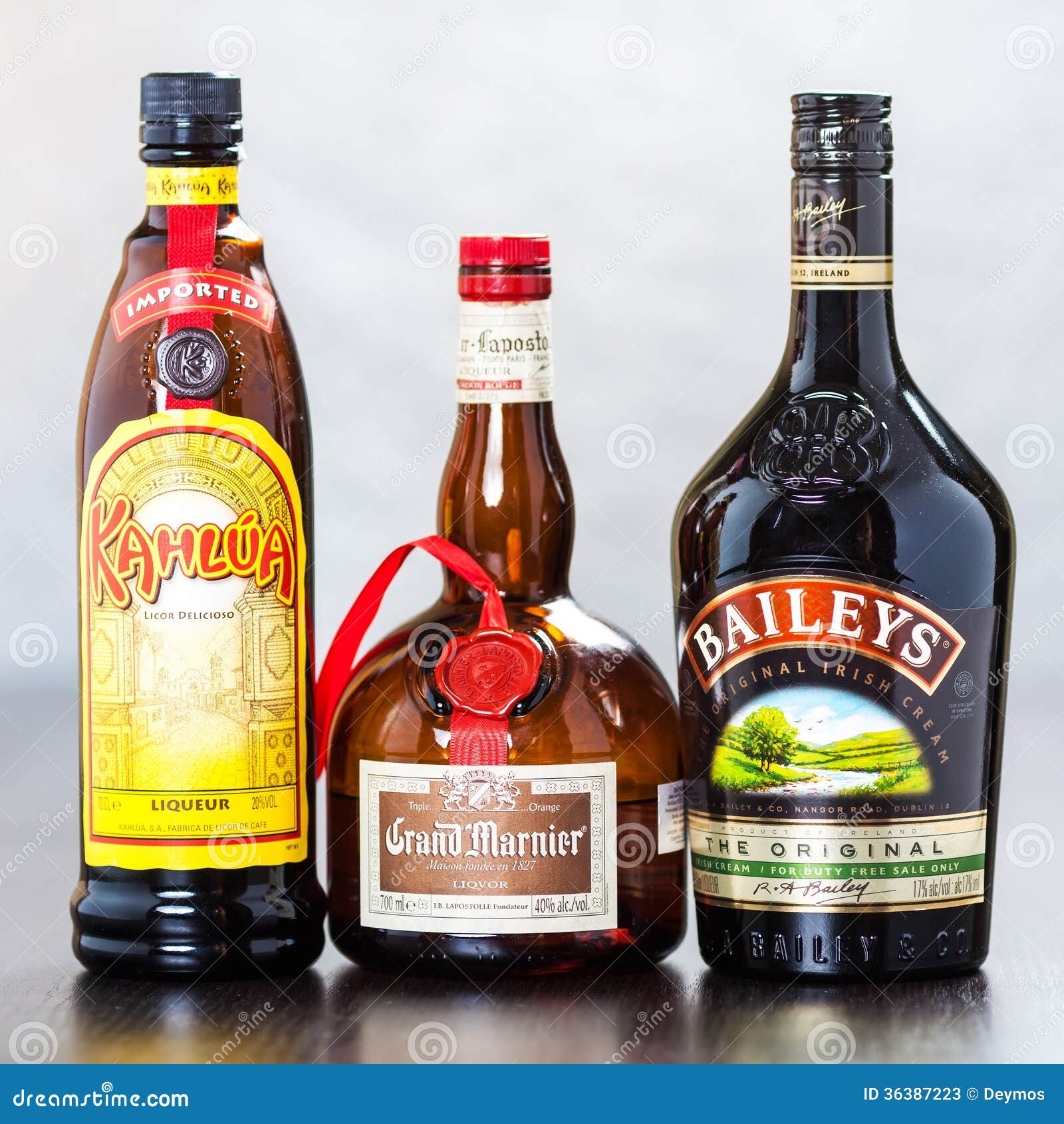 Botellas De Kahlua, De Grand Marnier Y De Bailey Foto de archivo ...