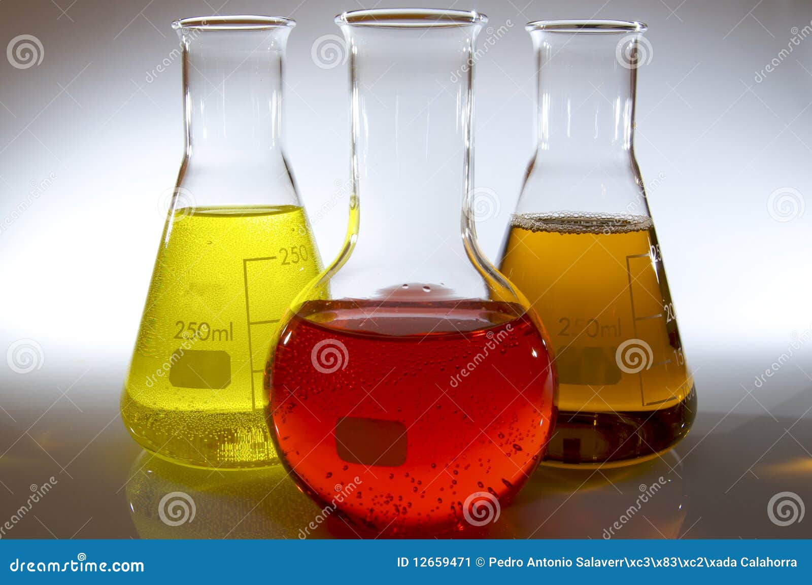 Botellas de laboratorio imagen de archivo. Imagen de réplica - 12659471