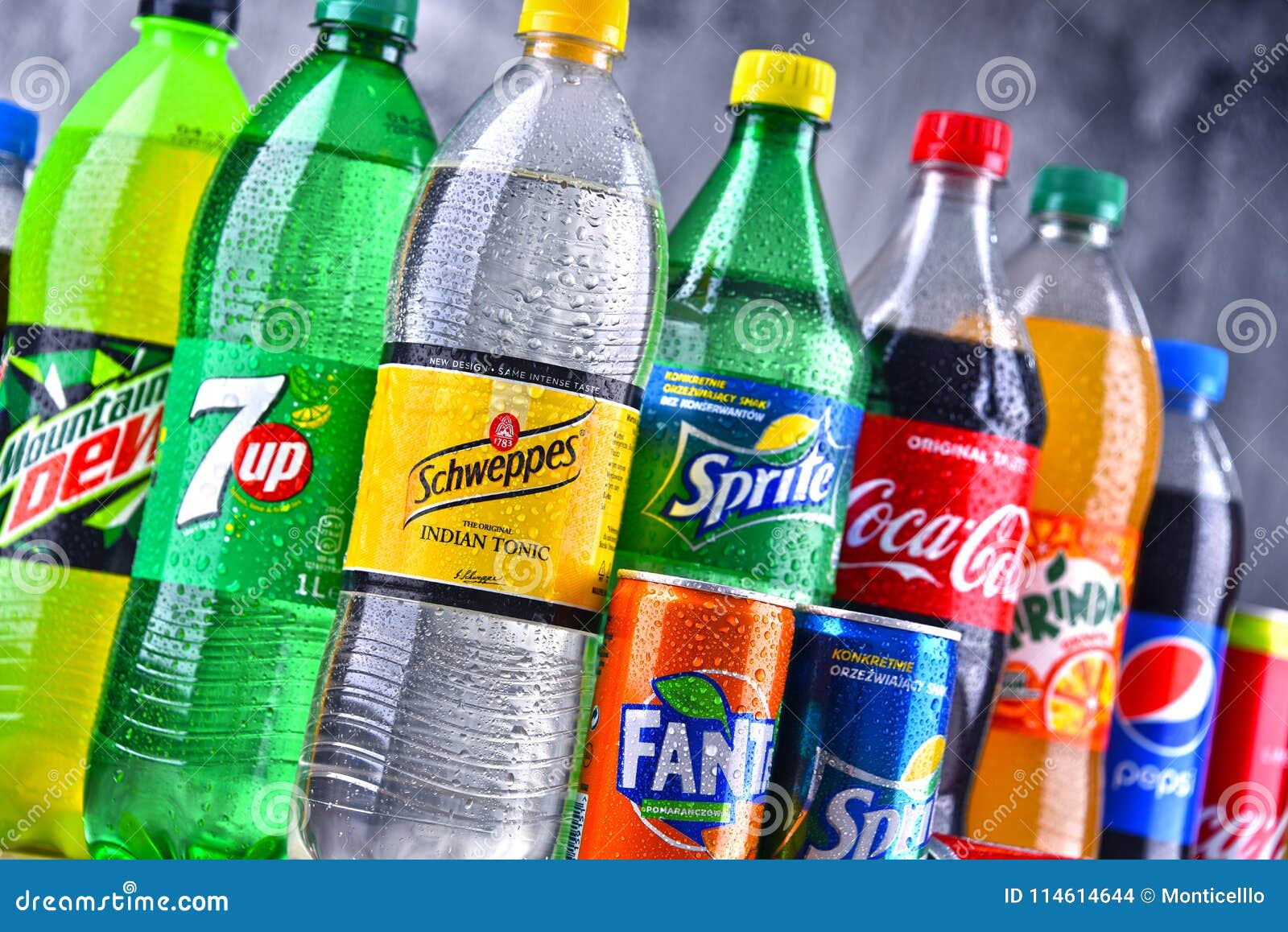 Botellas De Marcas Globales Del Refresco Imagen de archivo editorial ...