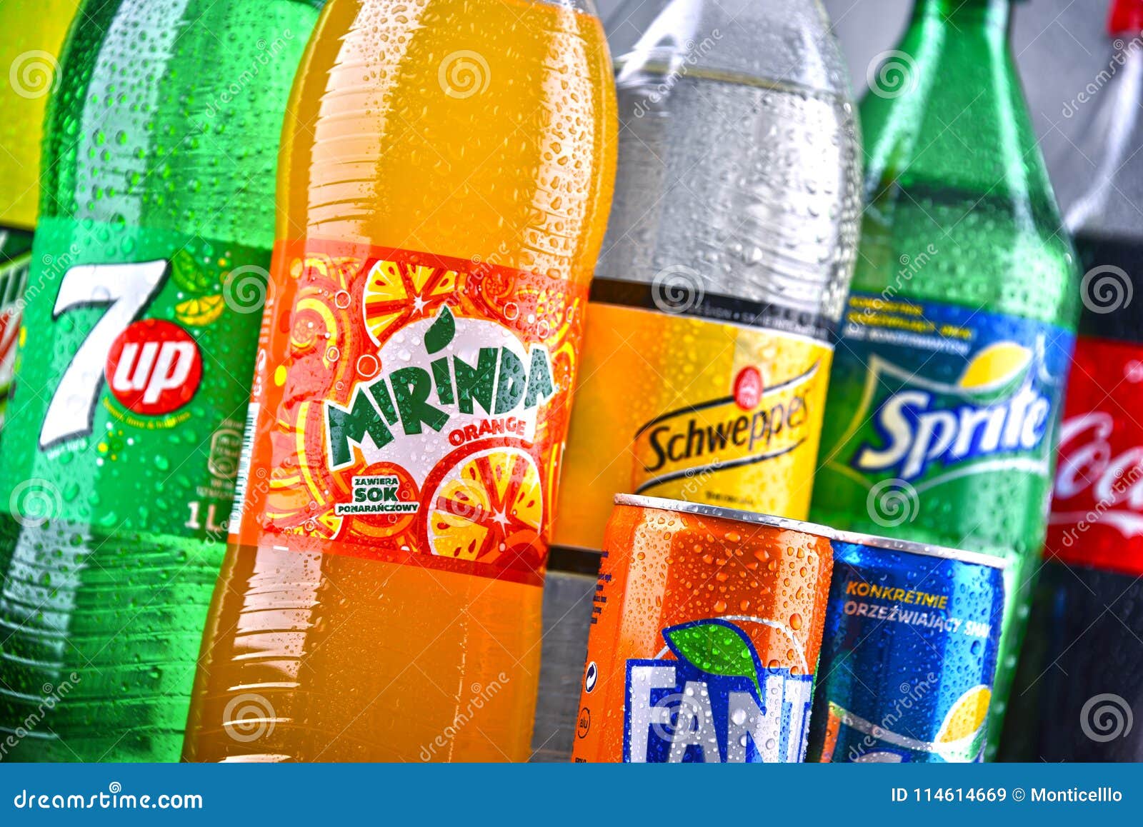 Botellas De Marcas Globales Del Refresco Imagen de archivo editorial ...